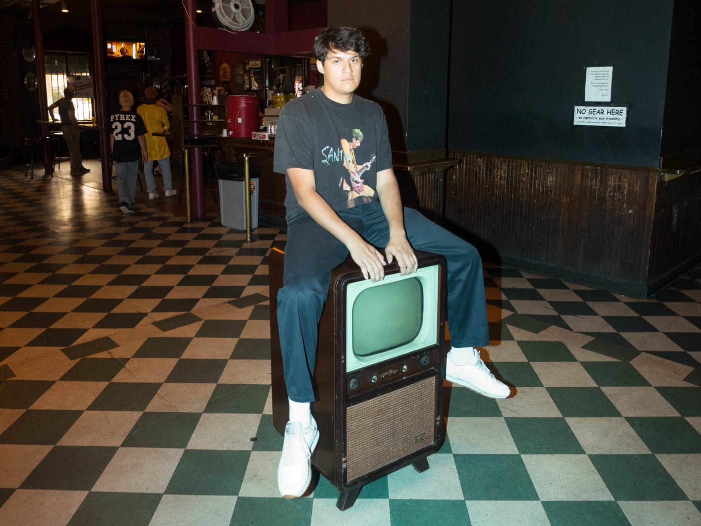 Omar Apollo Wallpapers - Top Free Omar Apollo Backgrounds - WallpaperAccess