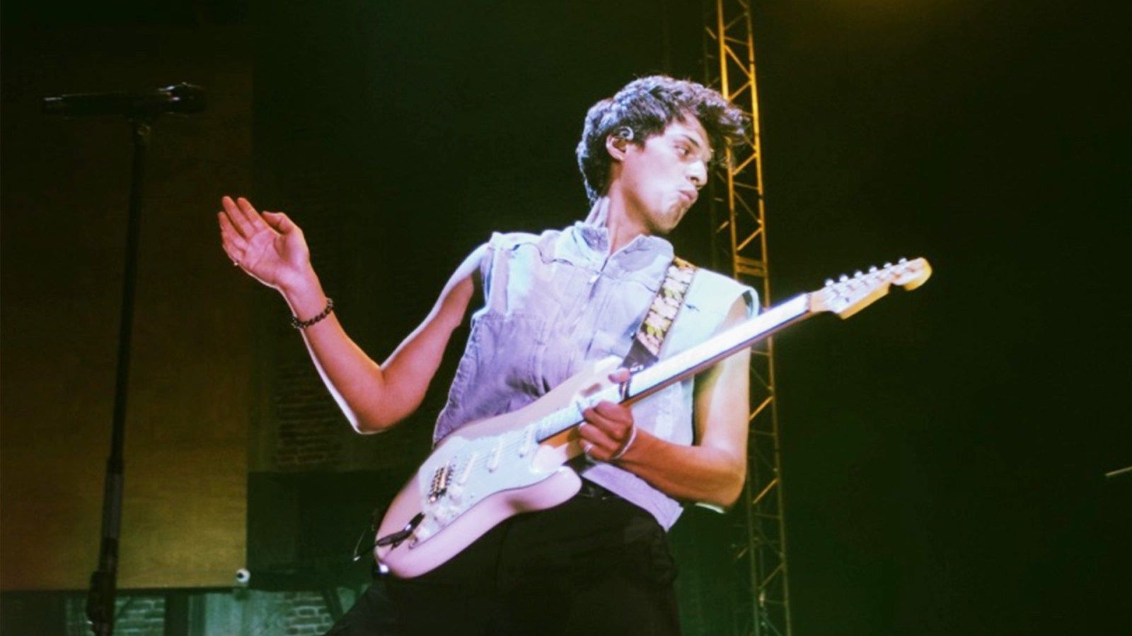 Omar Apollo Wallpapers - Top Free Omar Apollo Backgrounds - WallpaperAccess