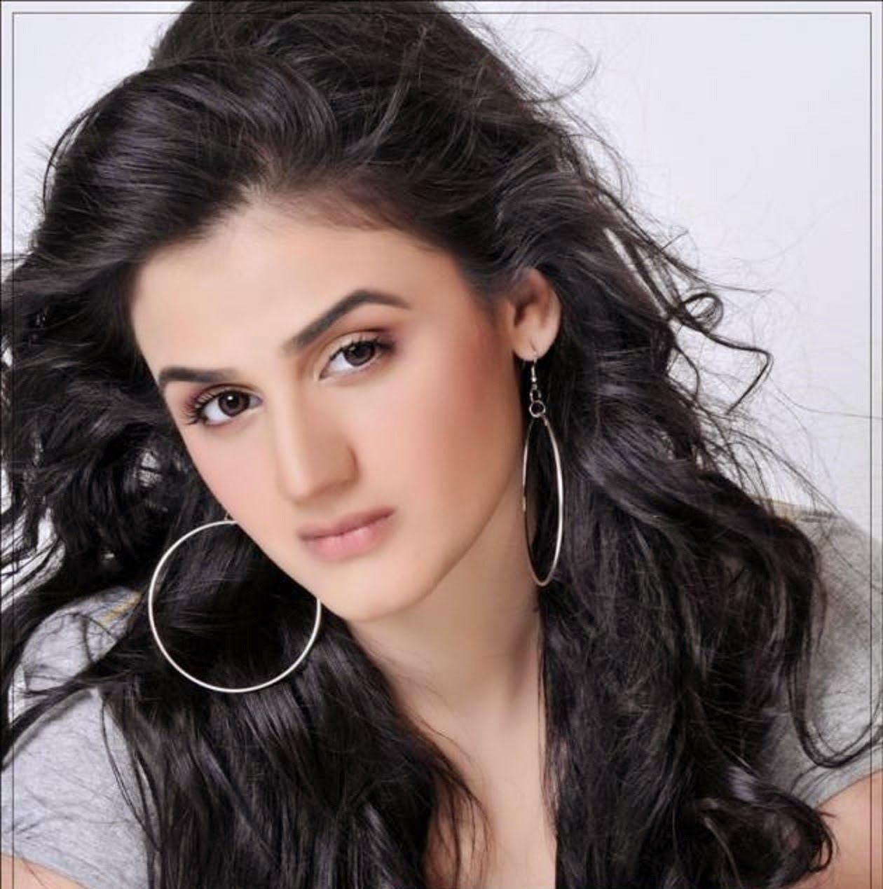 Hira Mani Wallpapers - Top Free Hira Mani Backgrounds - WallpaperAccess