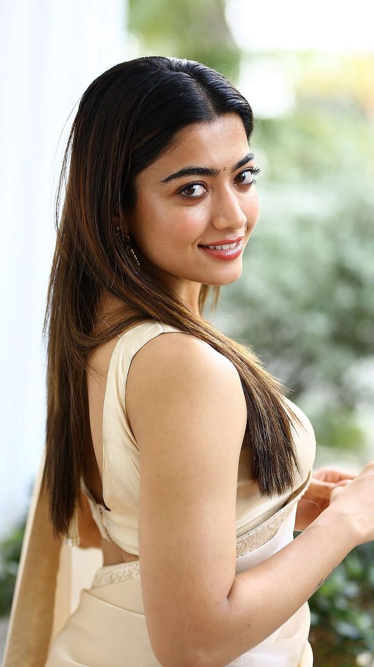 Rashmika Mandanna Saree Wallpapers - Top Free Rashmika Mandanna Saree Backgrounds - WallpaperAccess