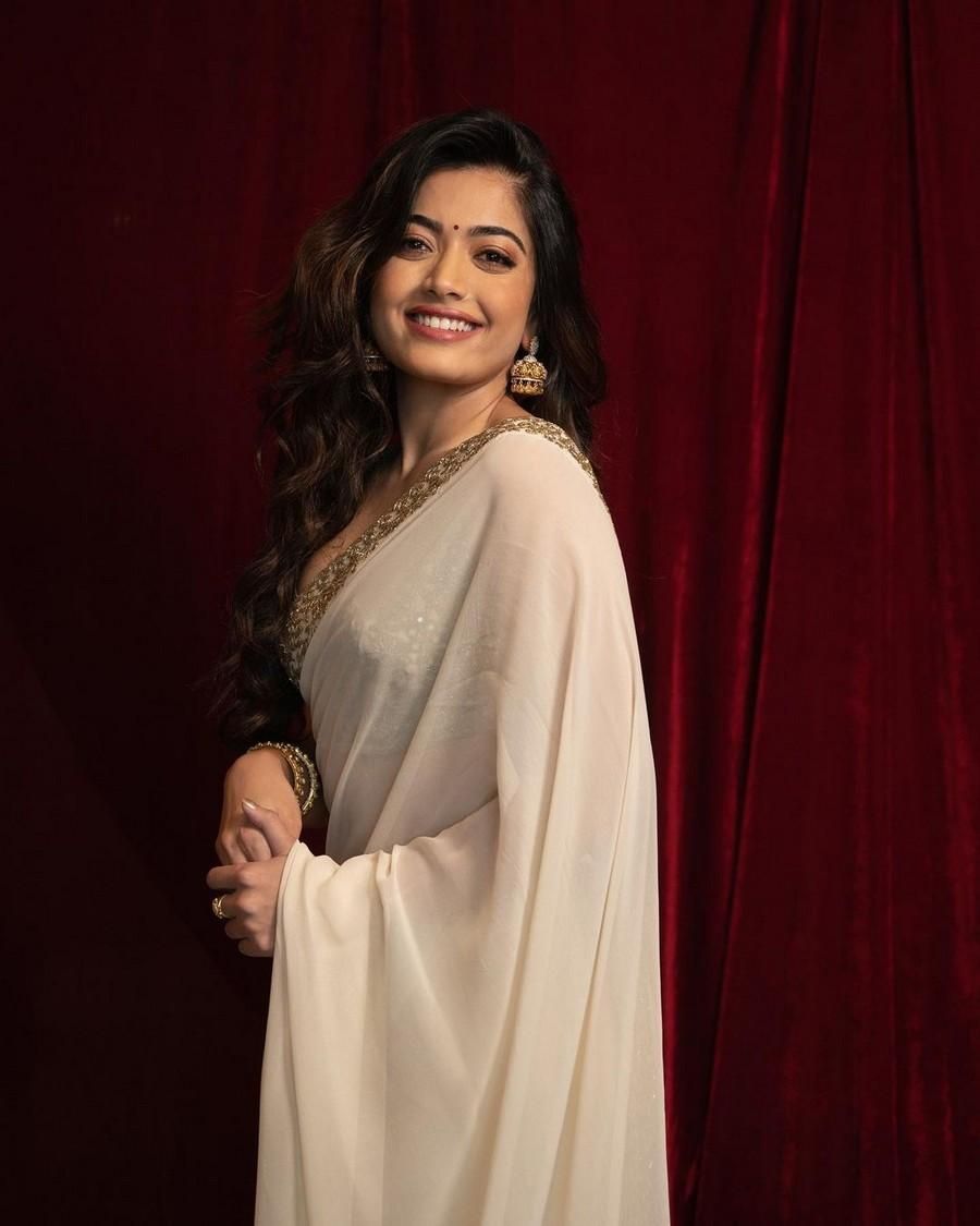 Rashmika Mandanna Saree Wallpapers - Top Free Rashmika Mandanna Saree Backgrounds - WallpaperAccess