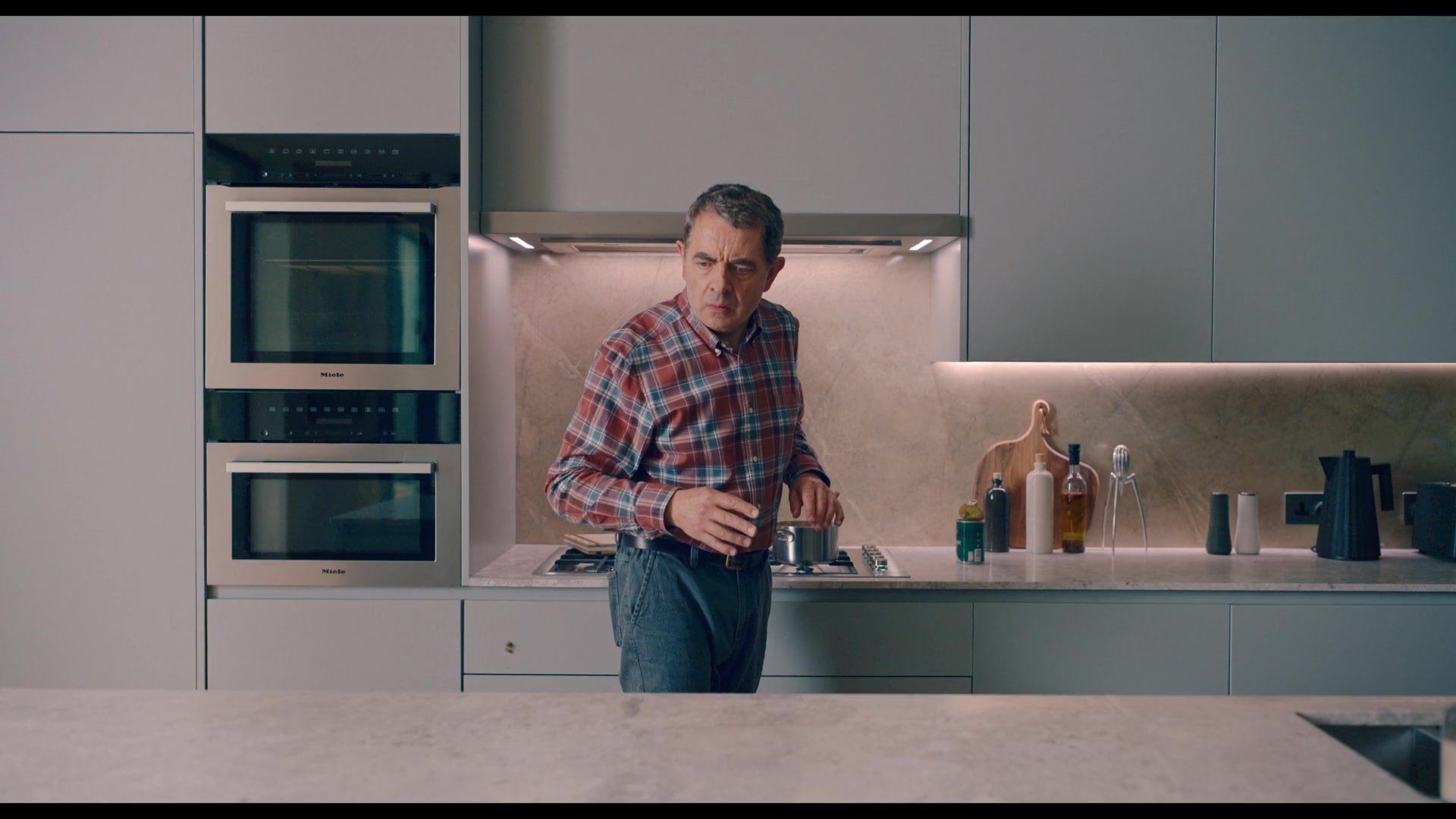 Man Vs Bee Wallpapers - Top Free Man Vs Bee Backgrounds - WallpaperAccess