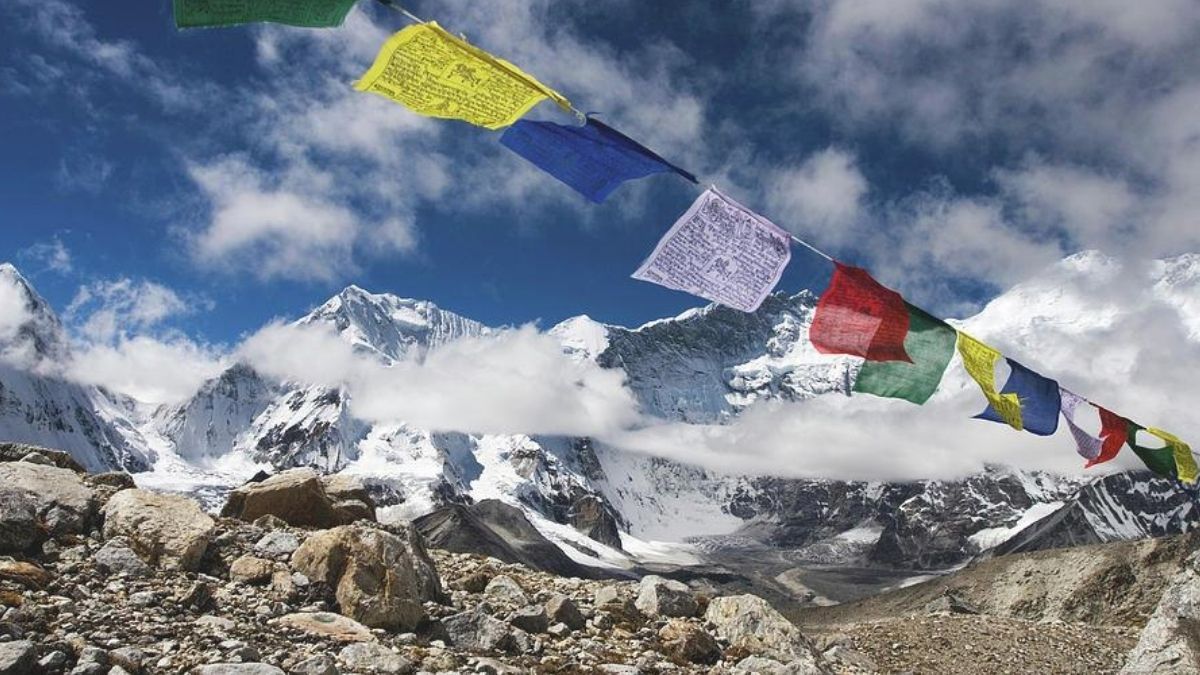 Prayer Flag Wallpapers - Top Free Prayer Flag Backgrounds - WallpaperAccess