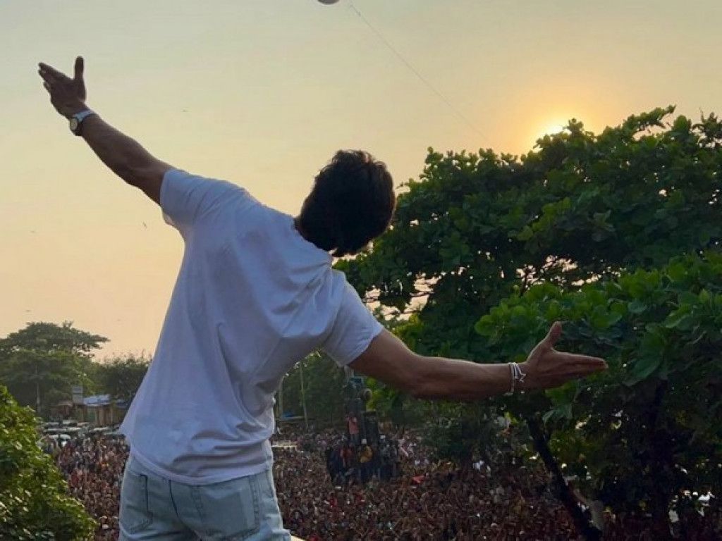 SRK Pose Wallpapers - Top Free SRK Pose Backgrounds - WallpaperAccess