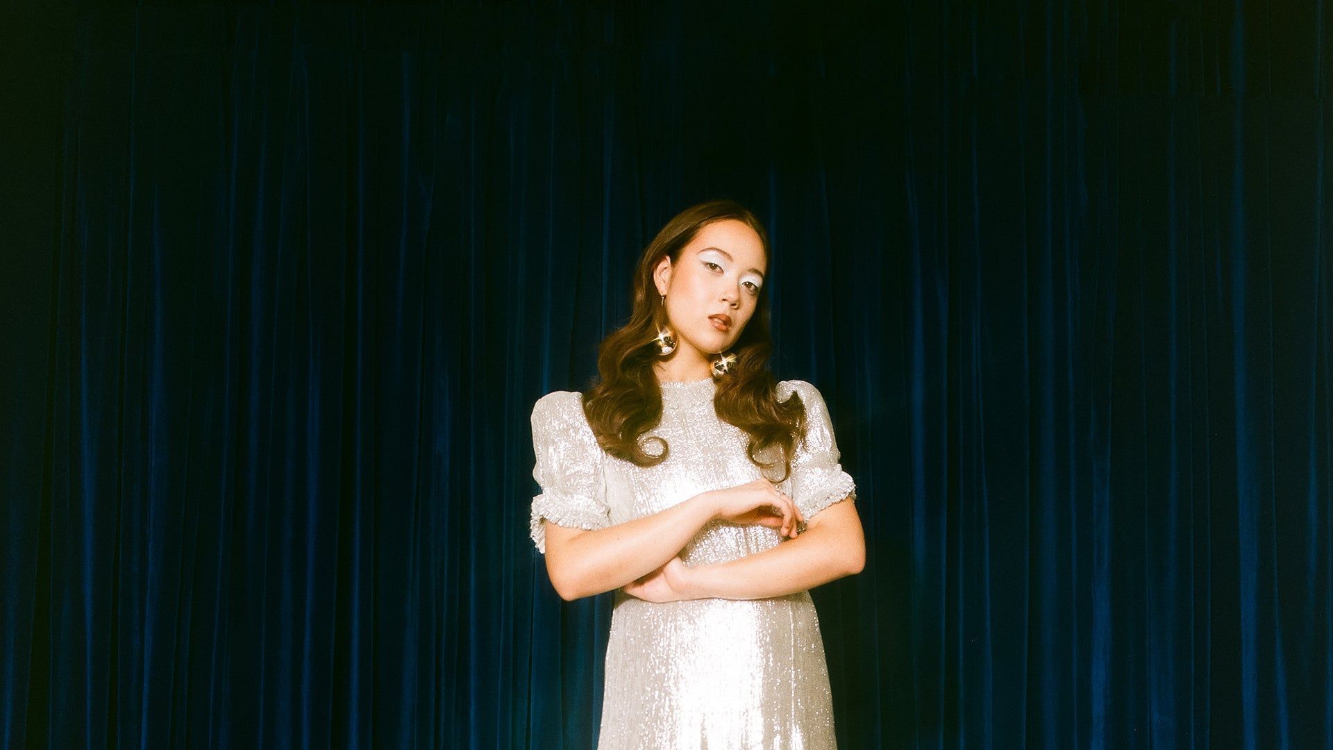 Laufey Singer Wallpapers - Top Free Laufey Singer Backgrounds ...