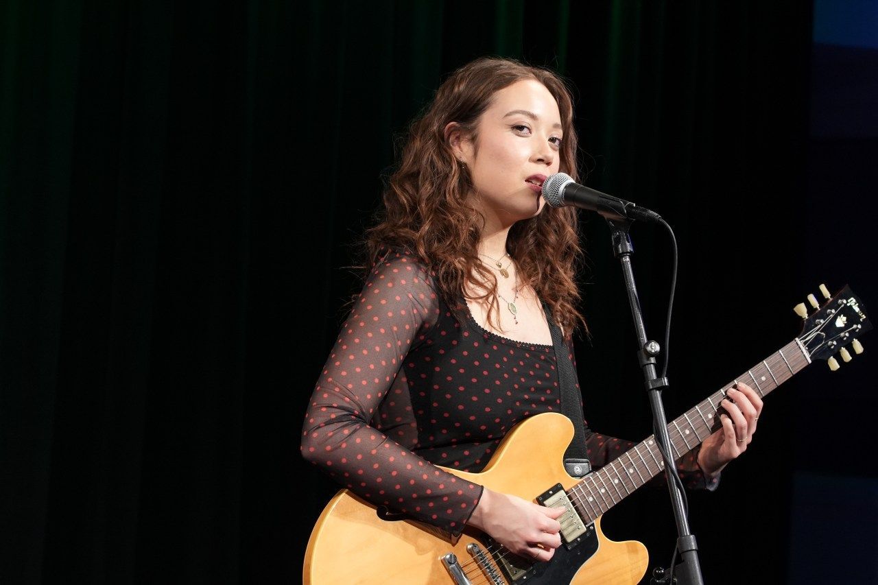 Laufey Singer Wallpapers - Top Free Laufey Singer Backgrounds ...