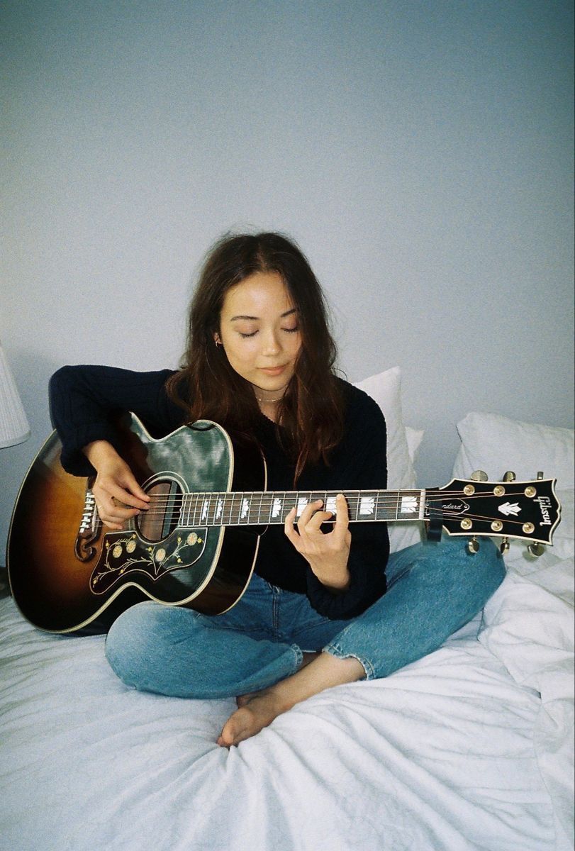 Laufey Singer Wallpapers - Top Free Laufey Singer Backgrounds ...