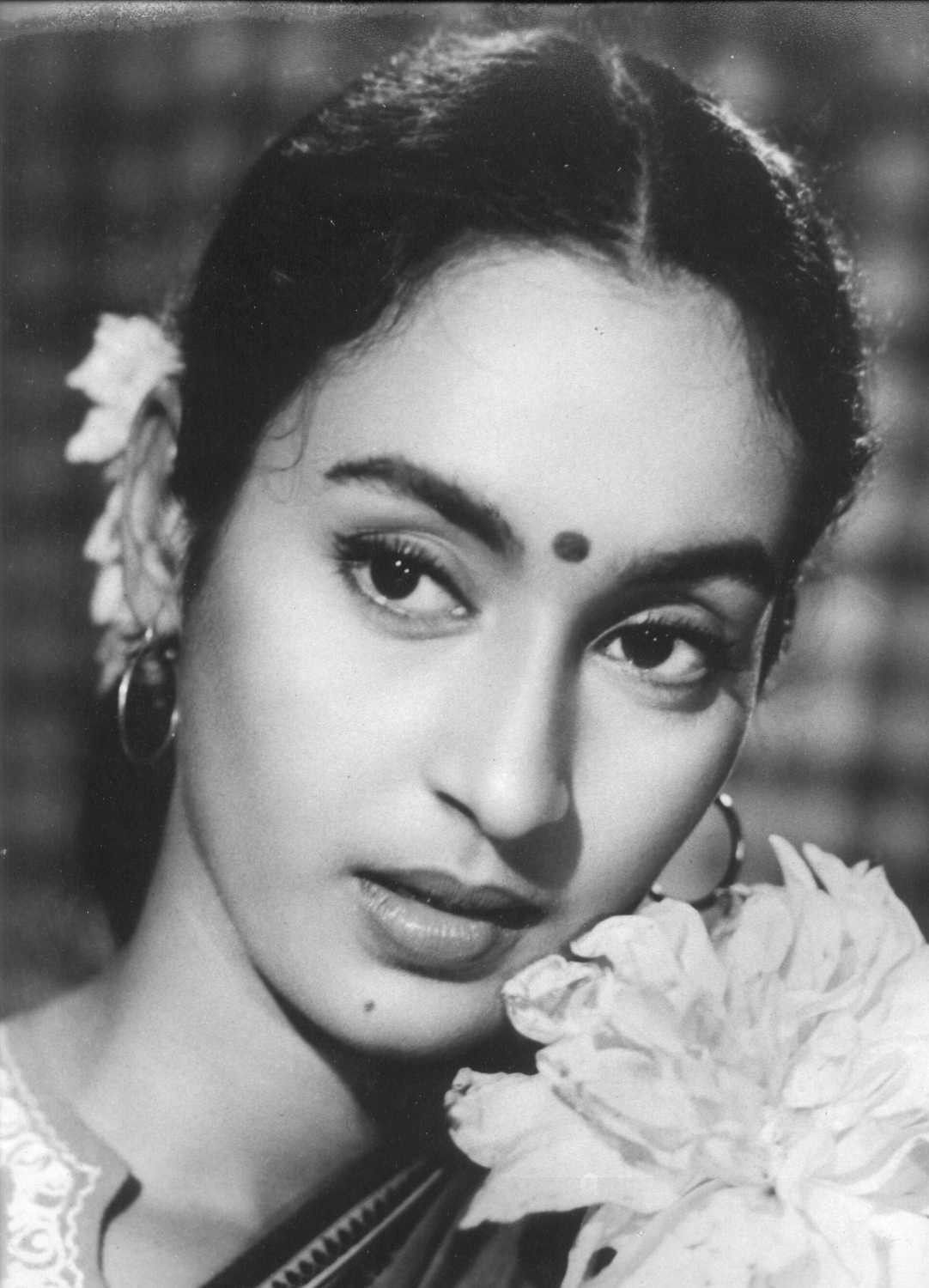 Nutan Wallpapers - Top Free Nutan Backgrounds - WallpaperAccess
