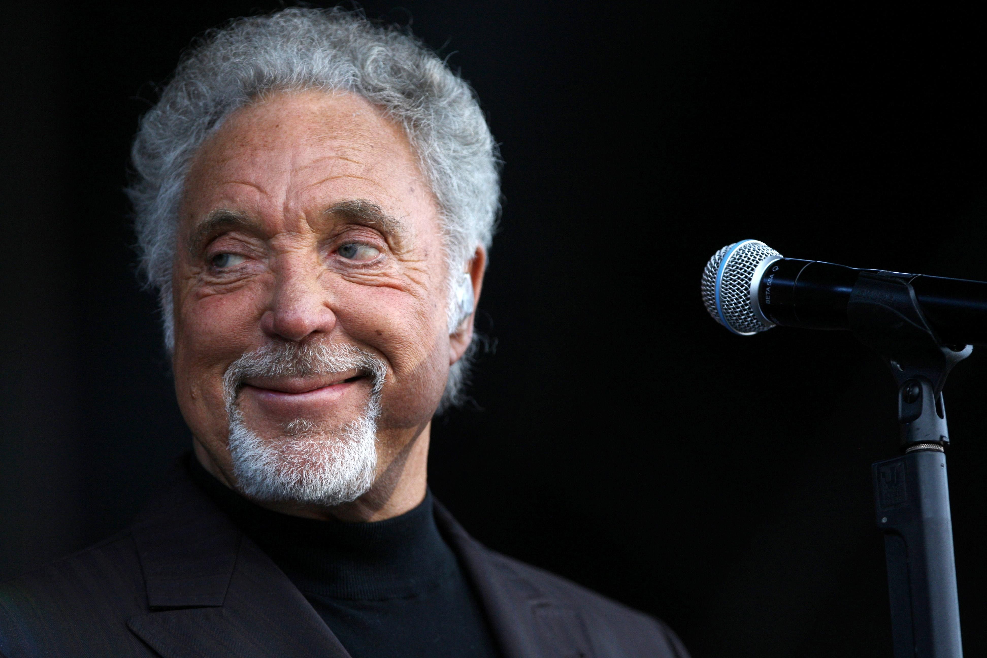 Tom Jones Wallpapers - Top Free Tom Jones Backgrounds - WallpaperAccess