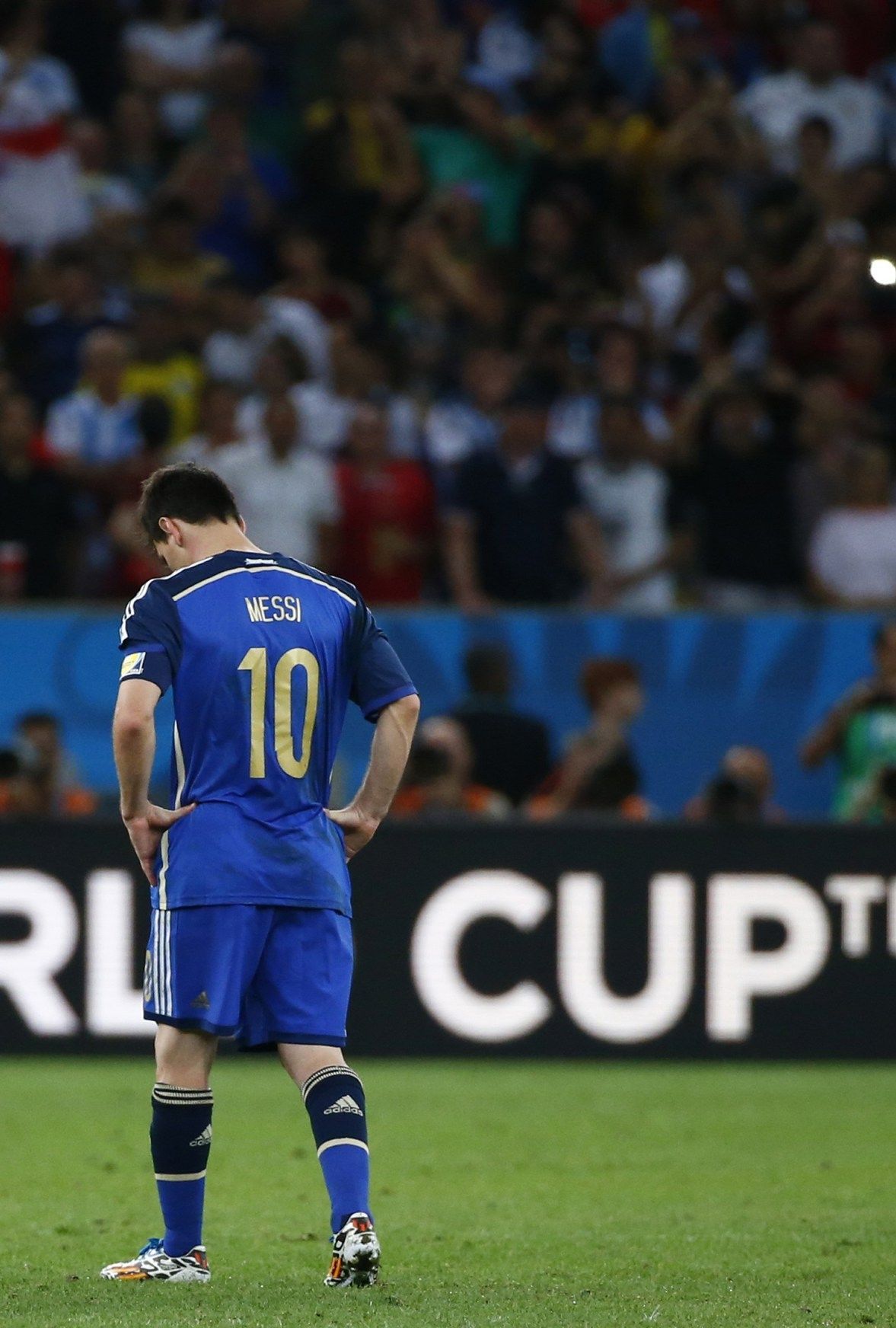 Messi Sad Wallpapers - Top Free Messi Sad Backgrounds - WallpaperAccess