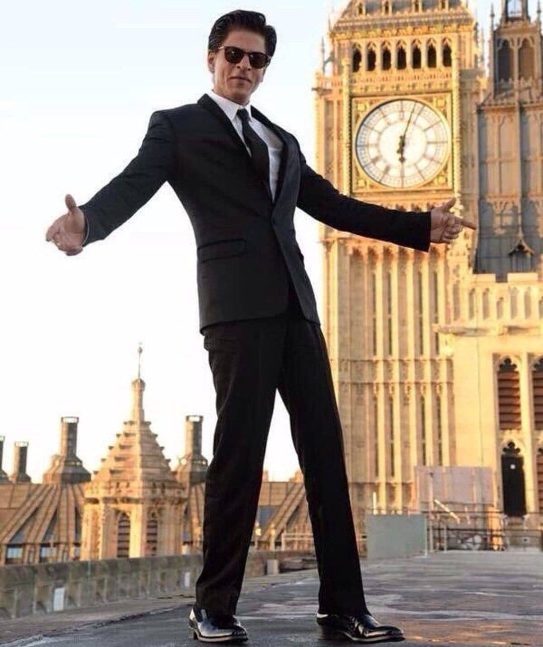 SRK Pose Wallpapers - Top Free SRK Pose Backgrounds - WallpaperAccess