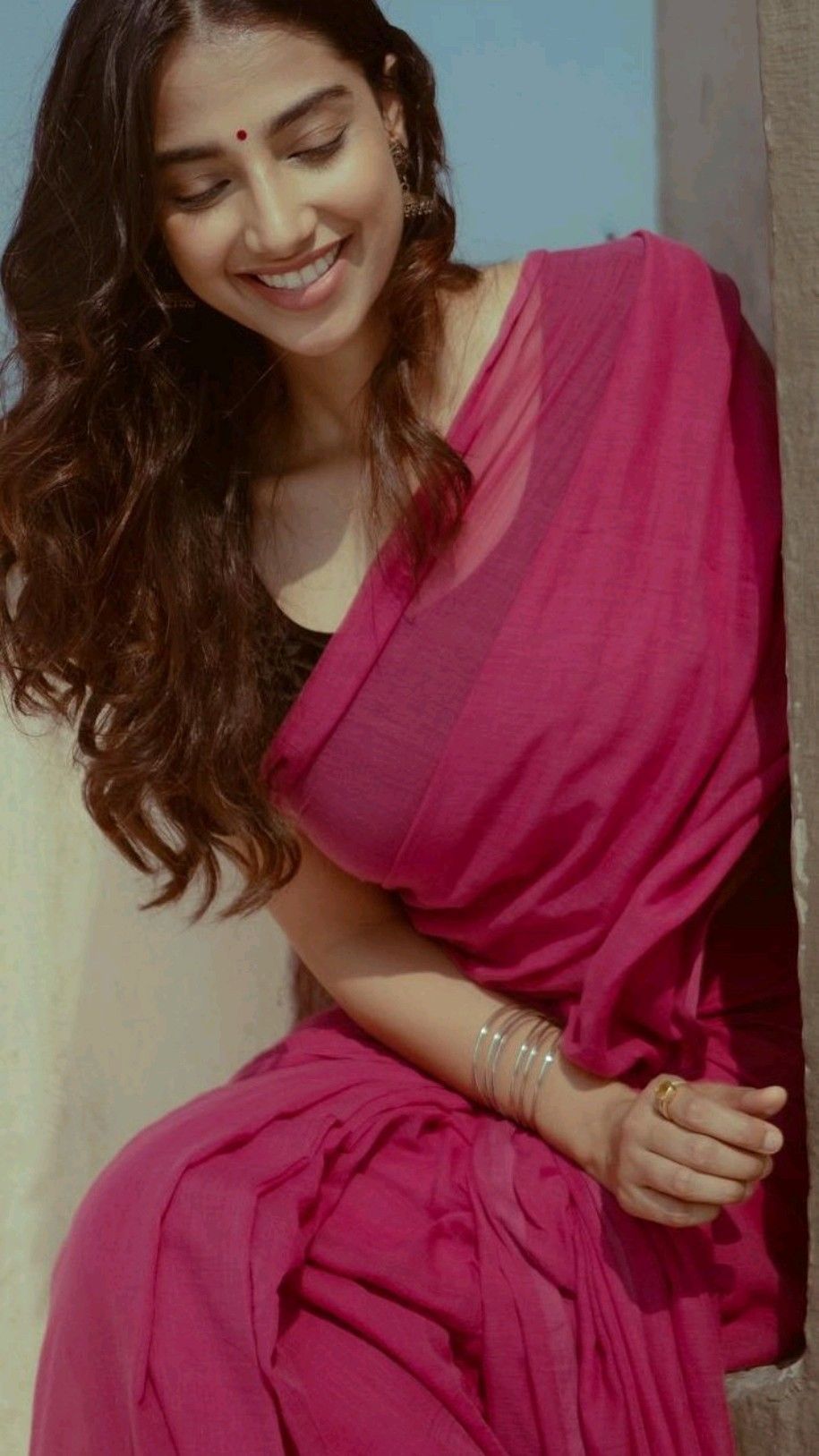 Meenakshi Chaudhary Wallpapers - Top Free Meenakshi Chaudhary ...