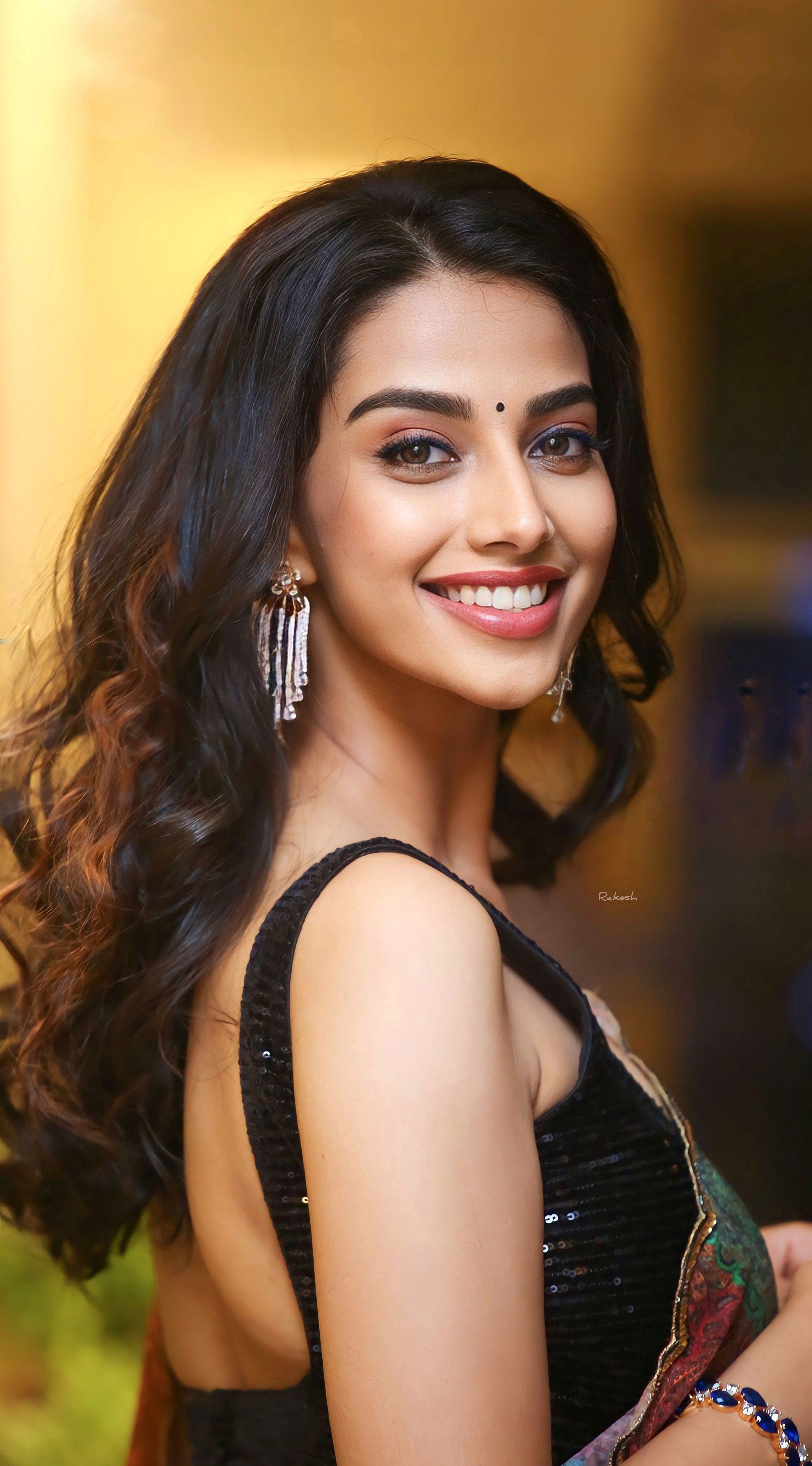 Meenakshi Chaudhary Wallpapers - Top Free Meenakshi Chaudhary ...