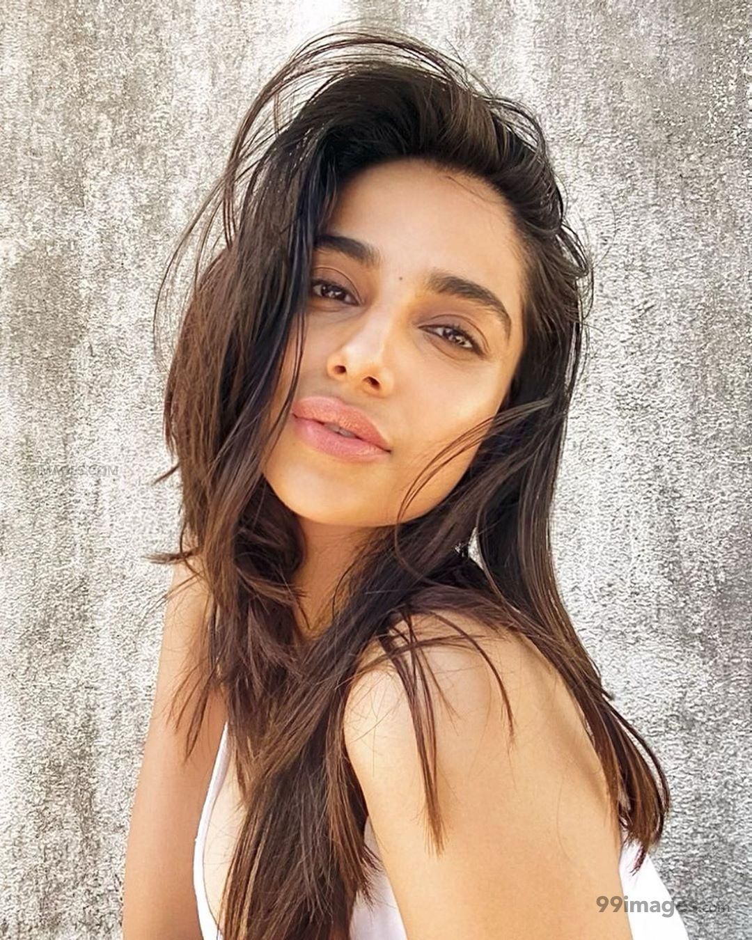 Meenakshi Chaudhary Wallpapers - Top Free Meenakshi Chaudhary ...