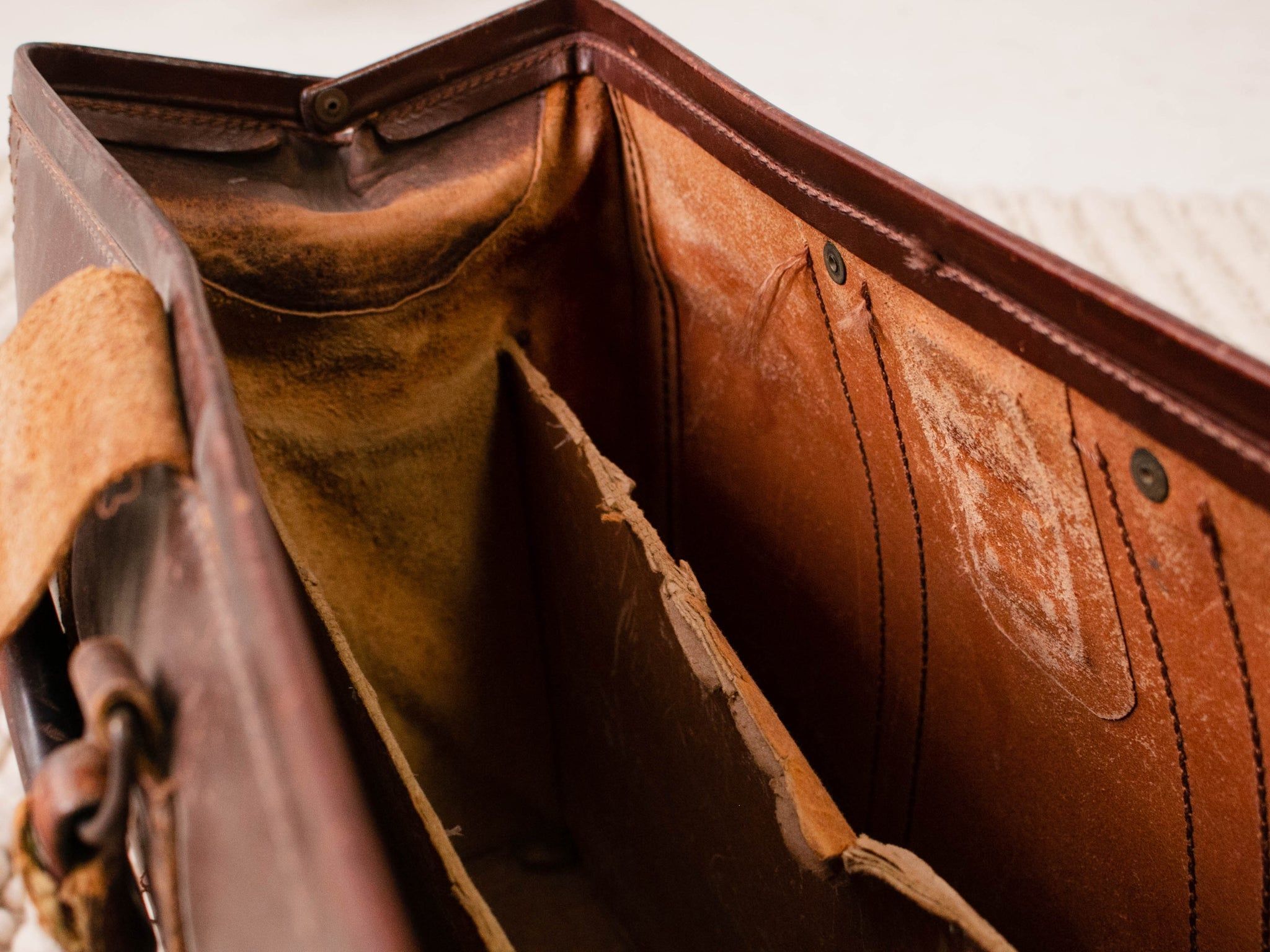 Leather Bag Wallpapers - Top Free Leather Bag Backgrounds - WallpaperAccess