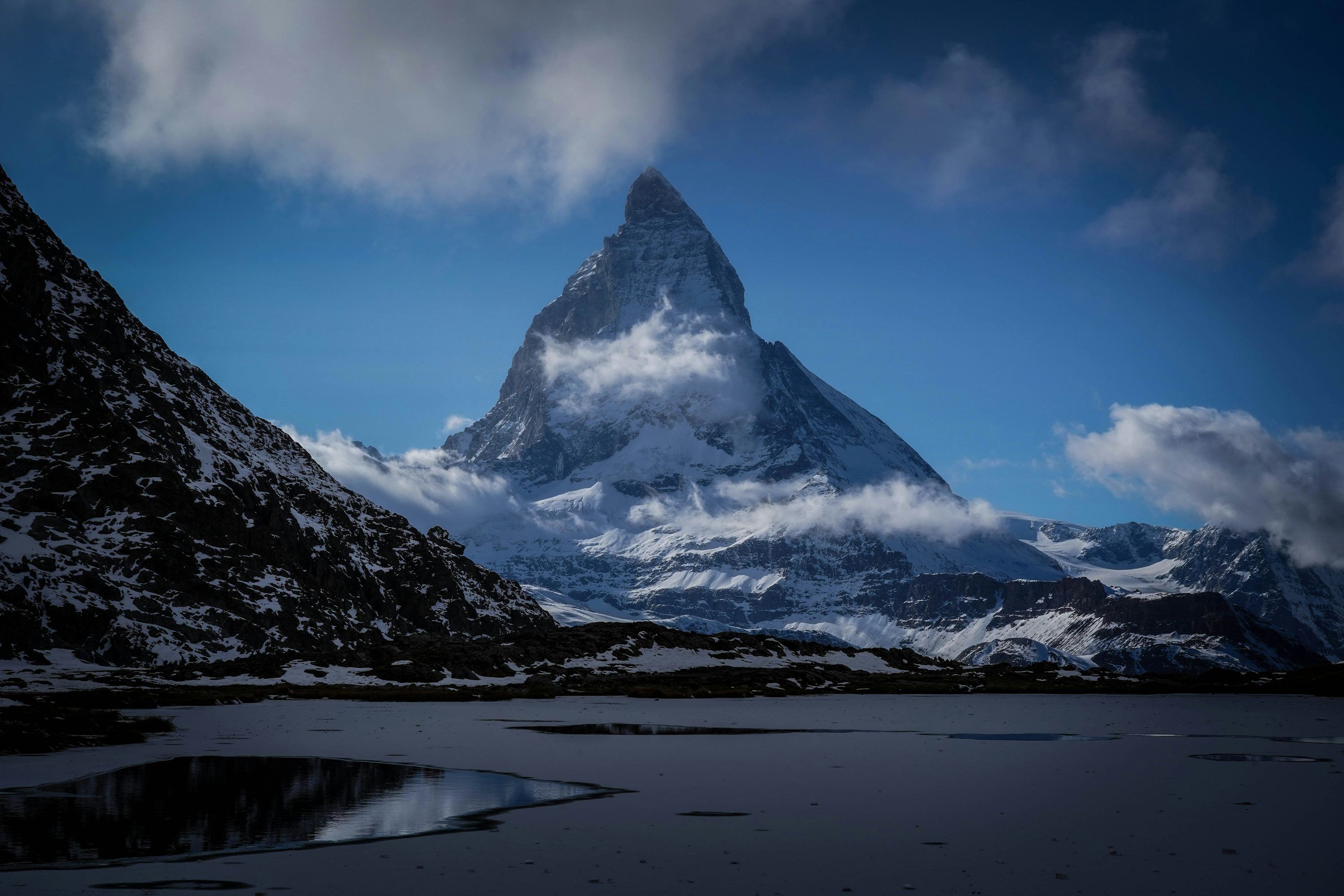 The Matterhorn Under A Cloudy Sky Wallpapers - Top Free The Matterhorn Under A Cloudy Sky ...