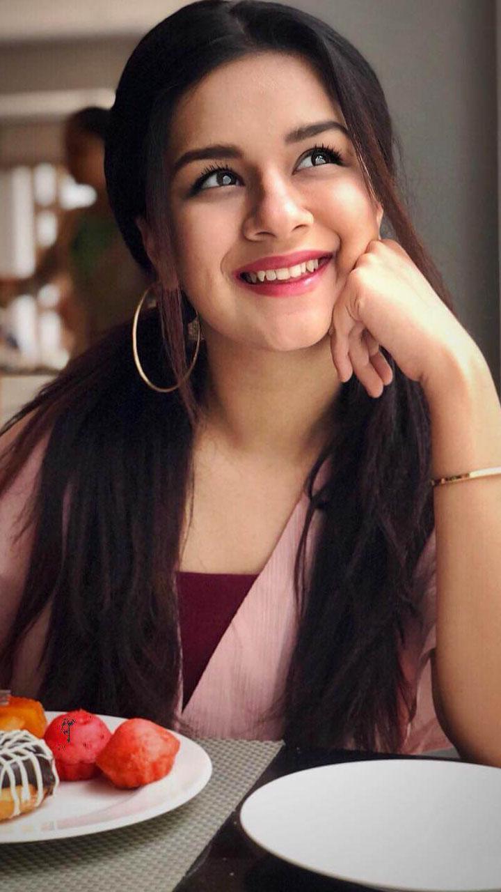 Avneet Kaur Wallpapers Top Free Avneet Kaur Backgrounds Wallpaperaccess