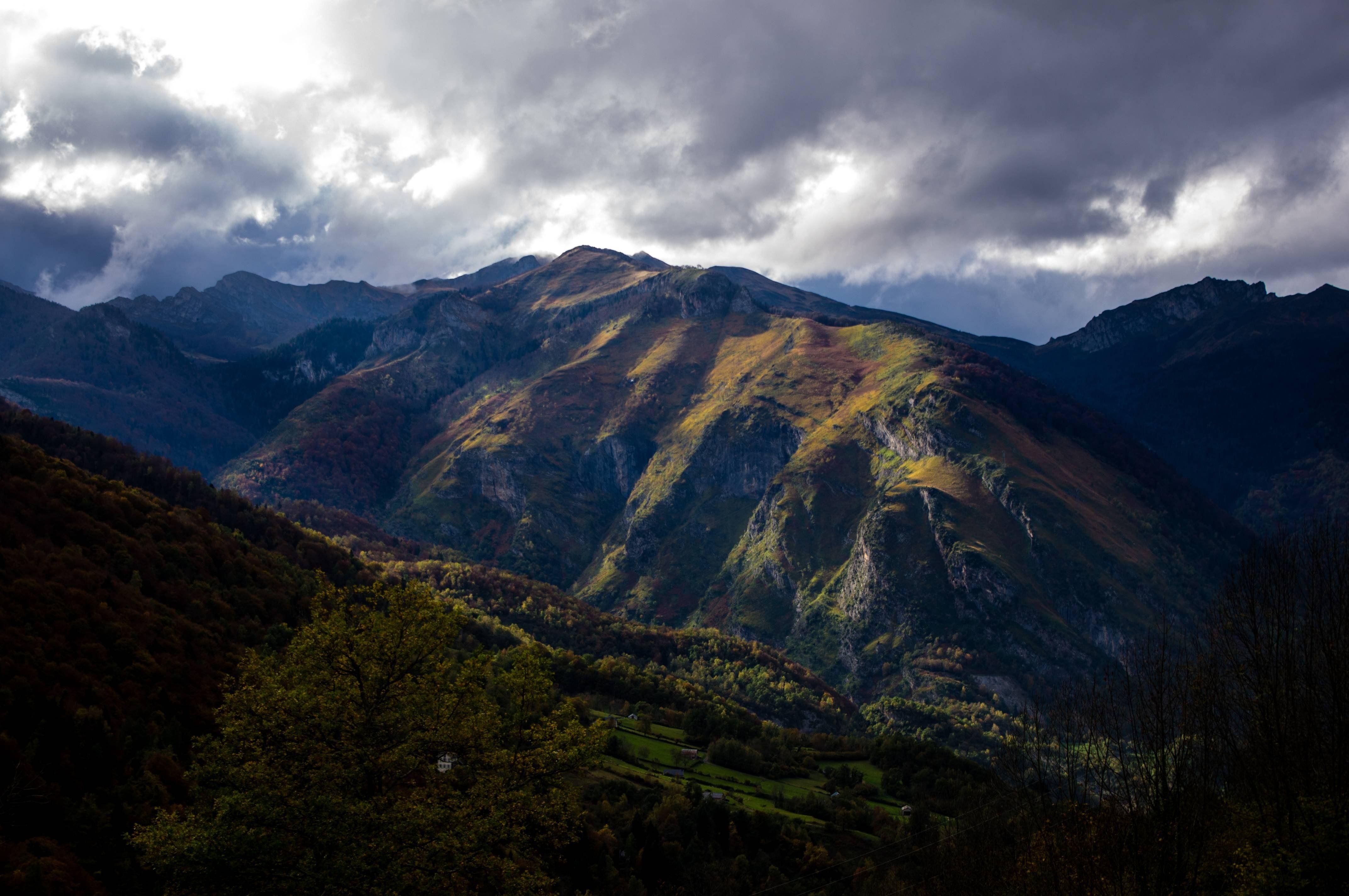 Pyrenees Wallpapers - Top Free Pyrenees Backgrounds - WallpaperAccess