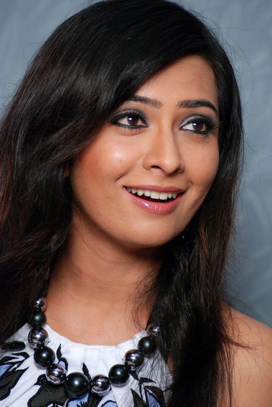 Radhika Pandit Wallpapers - Top Free Radhika Pandit Backgrounds ...