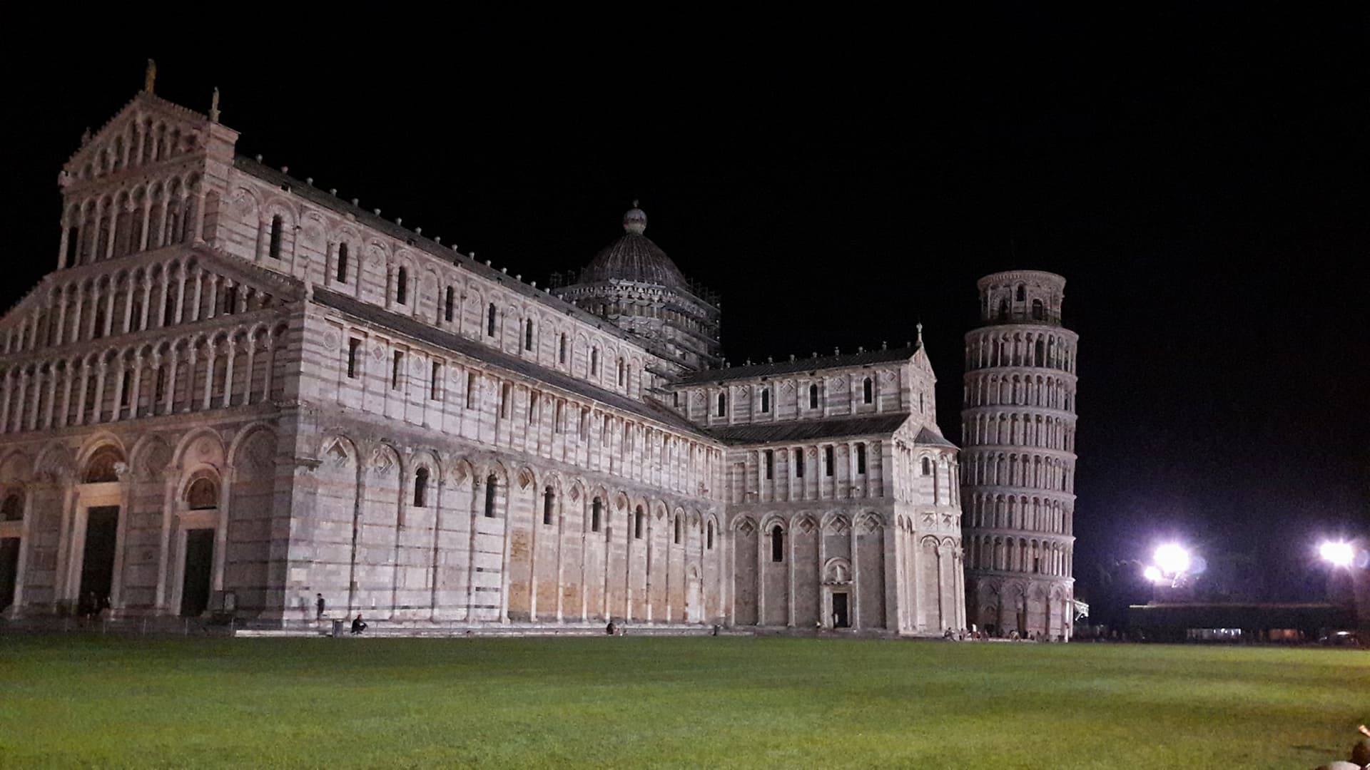 Leaning Tower of Pisa at Night Wallpapers - Top Free Leaning Tower of ...