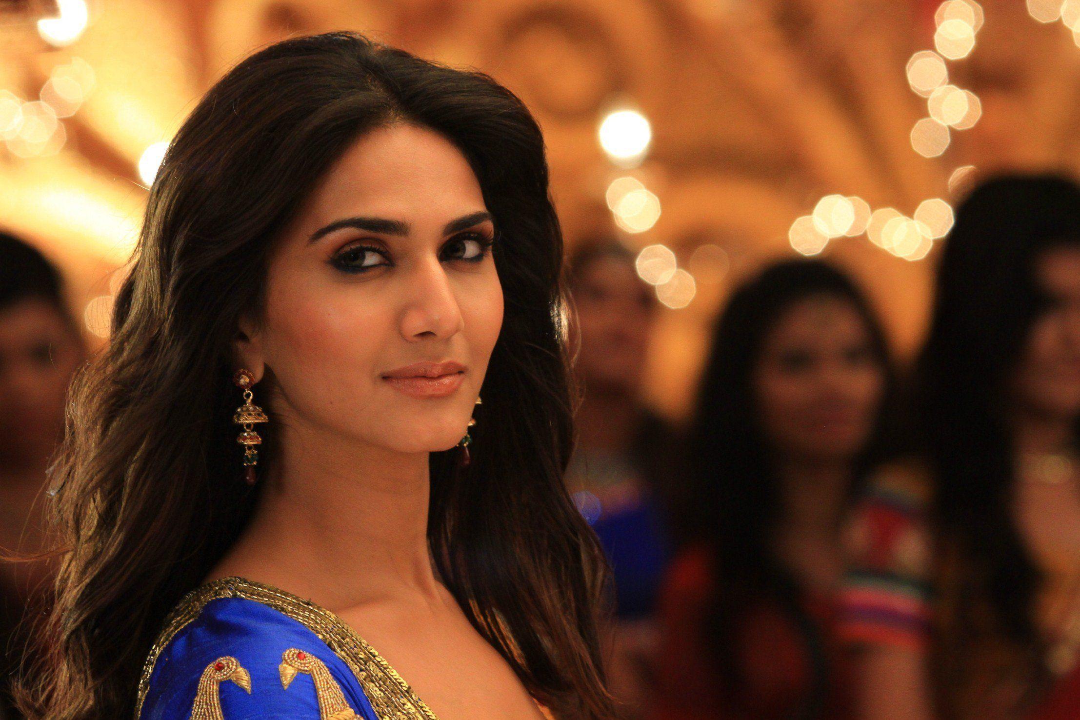 Vani Kapoor Wallpapers - Top Free Vani Kapoor Backgrounds - WallpaperAccess