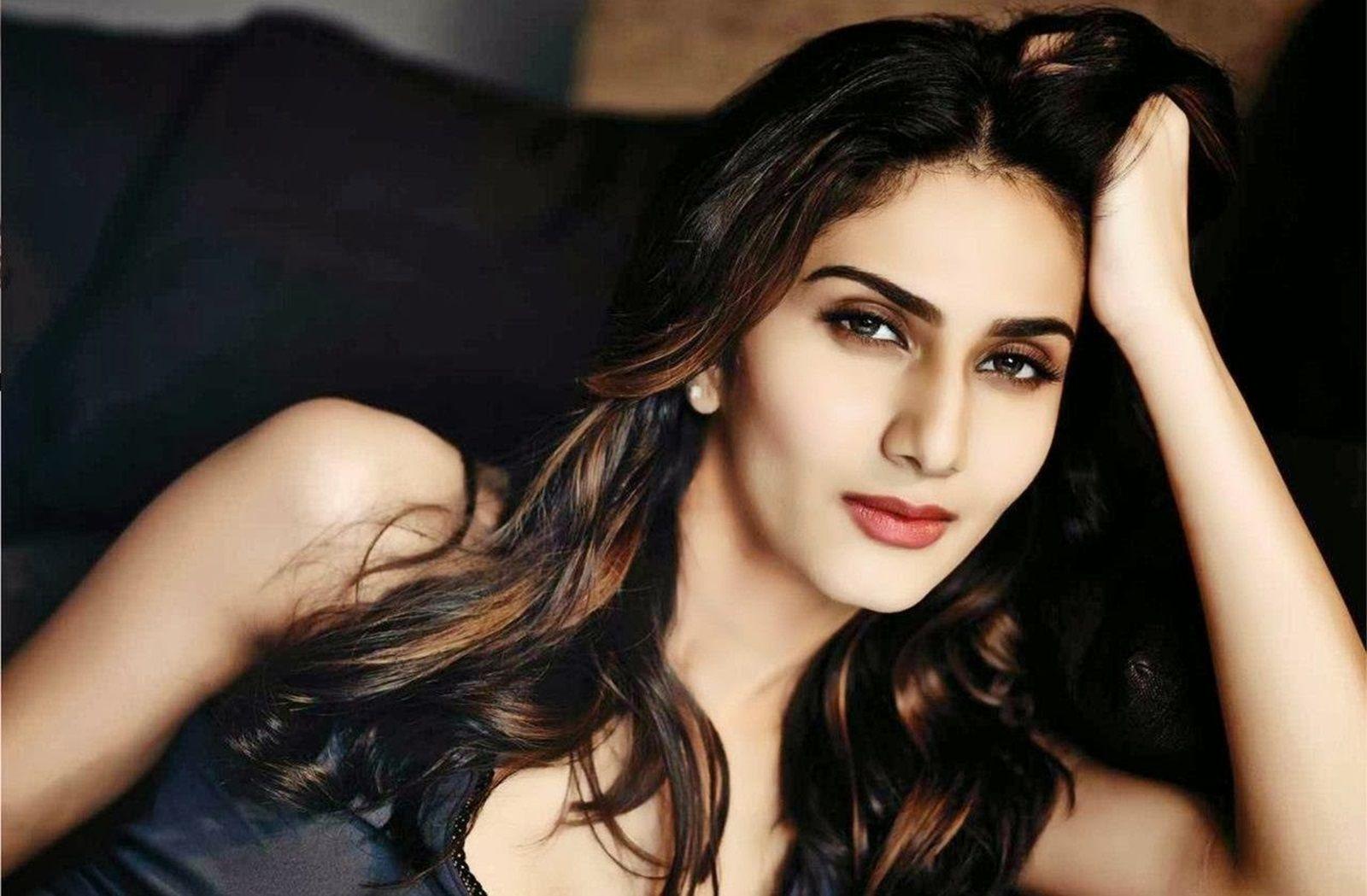 Vani Kapoor Wallpapers - Top Free Vani Kapoor Backgrounds - WallpaperAccess
