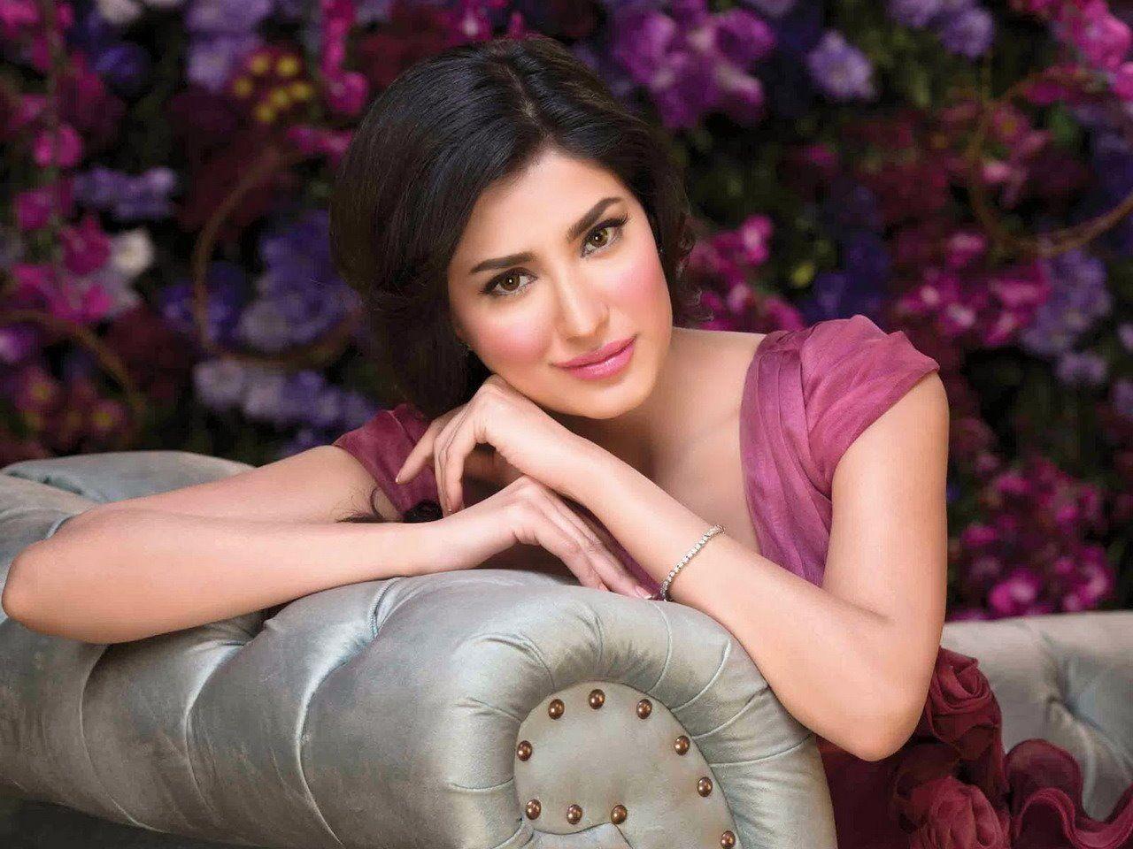 Mehwish Hayat Wallpapers - Top Free Mehwish Hayat Backgrounds - WallpaperAccess