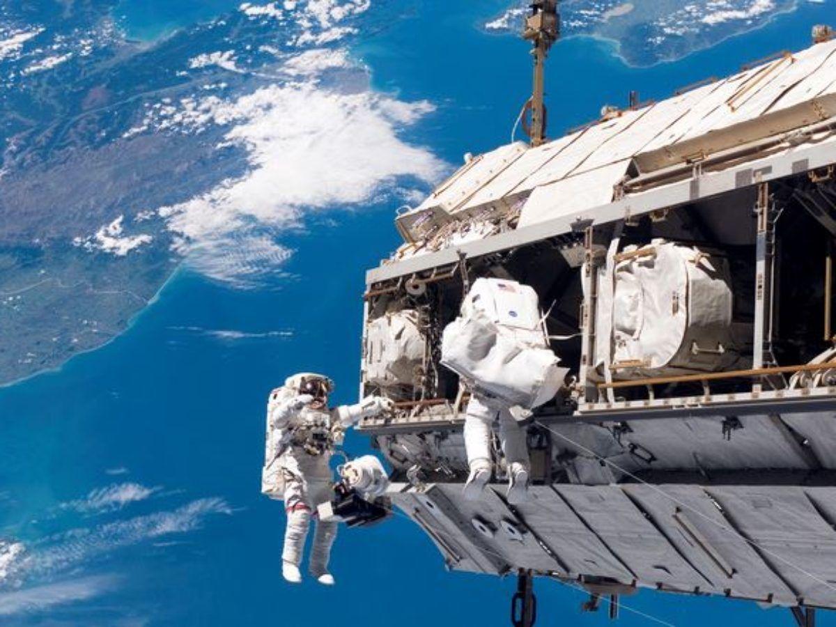 Spacewalk Wallpapers - Top Free Spacewalk Backgrounds - WallpaperAccess