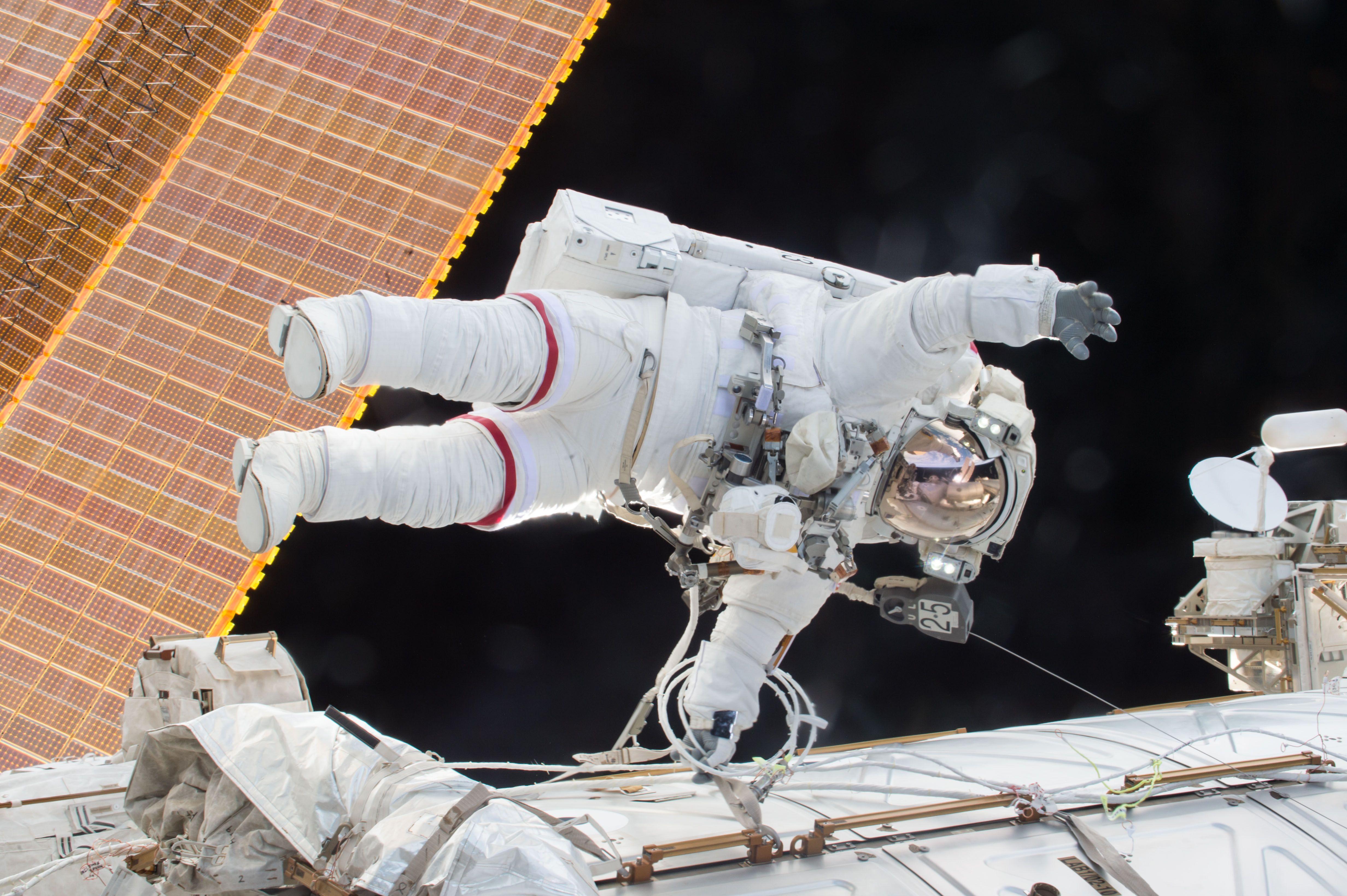 Spacewalk Wallpapers - Top Free Spacewalk Backgrounds - WallpaperAccess