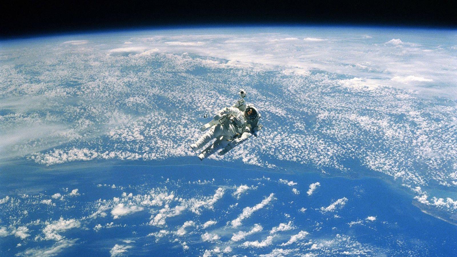 Spacewalk Wallpapers - Top Free Spacewalk Backgrounds - WallpaperAccess