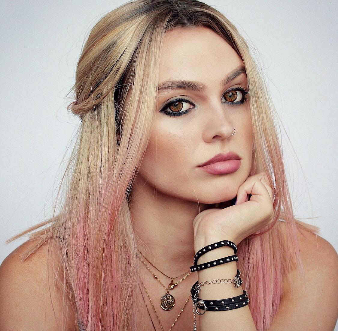 Maeve Wiley Wallpapers - Top Free Maeve Wiley Backgrounds - WallpaperAccess