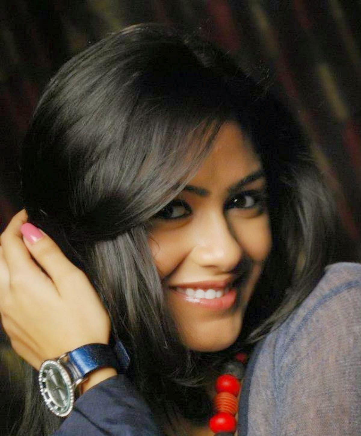 Mrunal Thakur Wallpapers - Top Free Mrunal Thakur Backgrounds ...