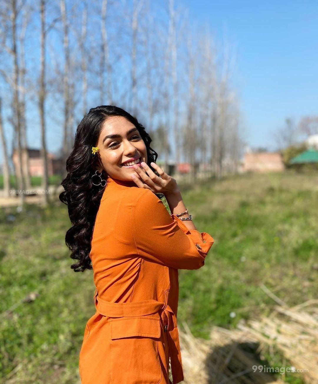 Mrunal Thakur Wallpapers - Top Free Mrunal Thakur Backgrounds ...