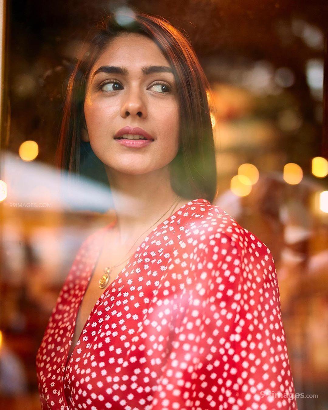 Mrunal Thakur Wallpapers - Top Free Mrunal Thakur Backgrounds ...