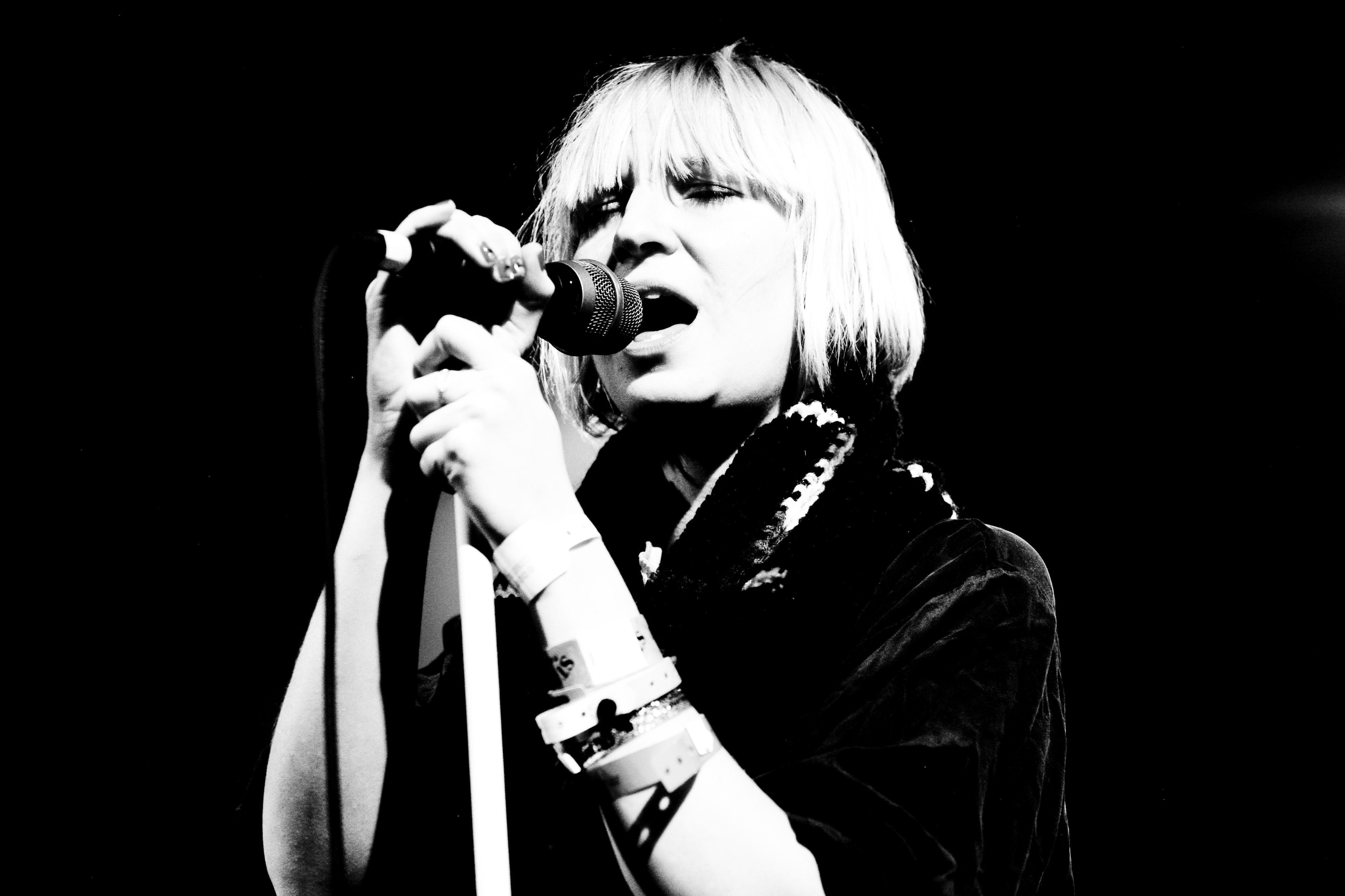 Sia Singer Wallpapers - Top Free Sia Singer Backgrounds - WallpaperAccess
