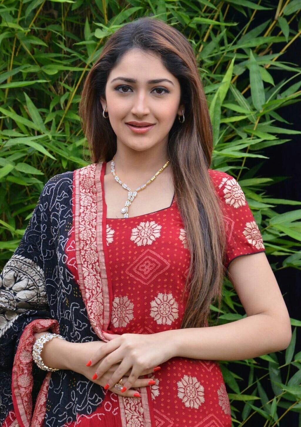 Sayyeshaa Wallpapers - Top Free Sayyeshaa Backgrounds - WallpaperAccess