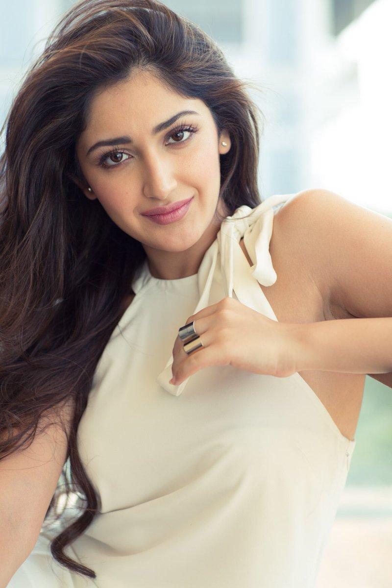 Sayyeshaa Wallpapers - Top Free Sayyeshaa Backgrounds - WallpaperAccess