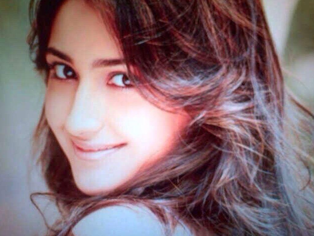Sayyeshaa Wallpapers - Top Free Sayyeshaa Backgrounds - WallpaperAccess