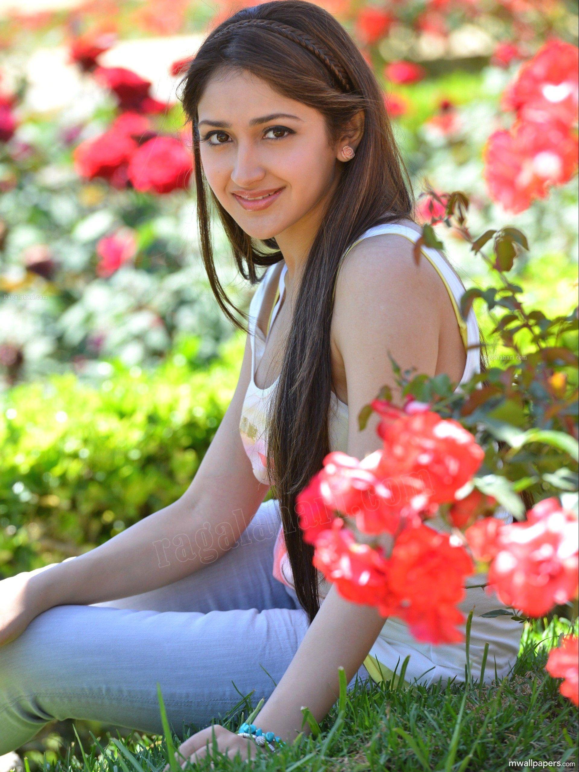 Sayyeshaa Wallpapers - Top Free Sayyeshaa Backgrounds - WallpaperAccess