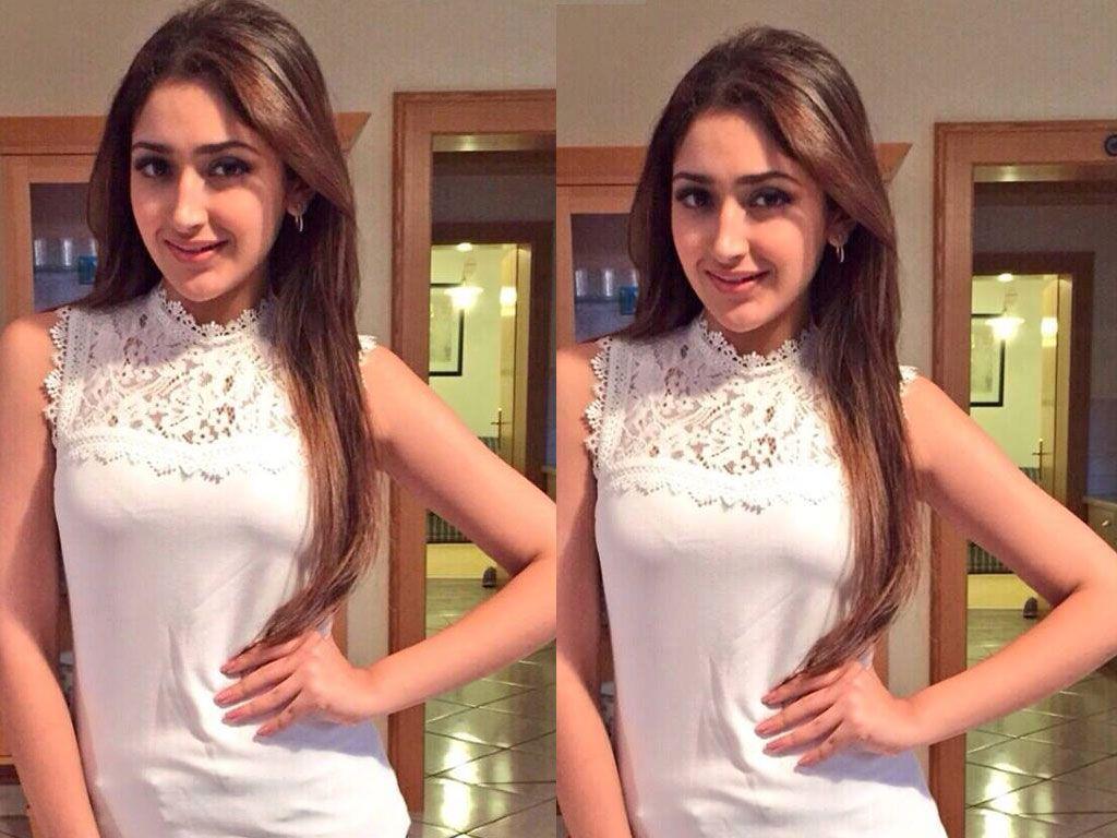 Sayyeshaa Wallpapers - Top Free Sayyeshaa Backgrounds - WallpaperAccess