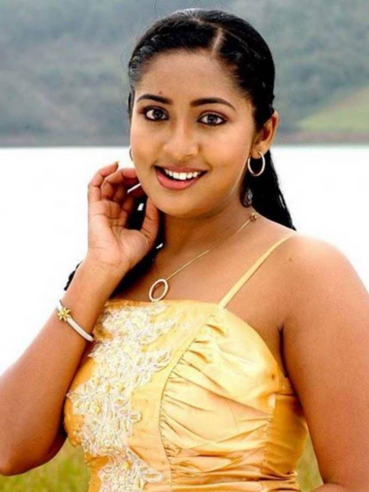 Navya Nair Wallpapers - Top Free Navya Nair Backgrounds - WallpaperAccess