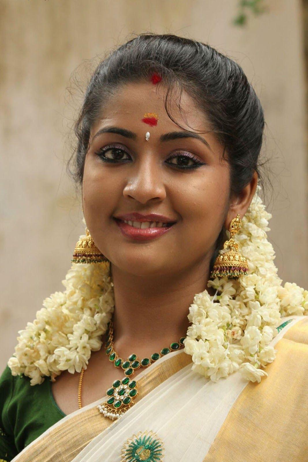 Navya Nair Wallpapers - Top Free Navya Nair Backgrounds - WallpaperAccess