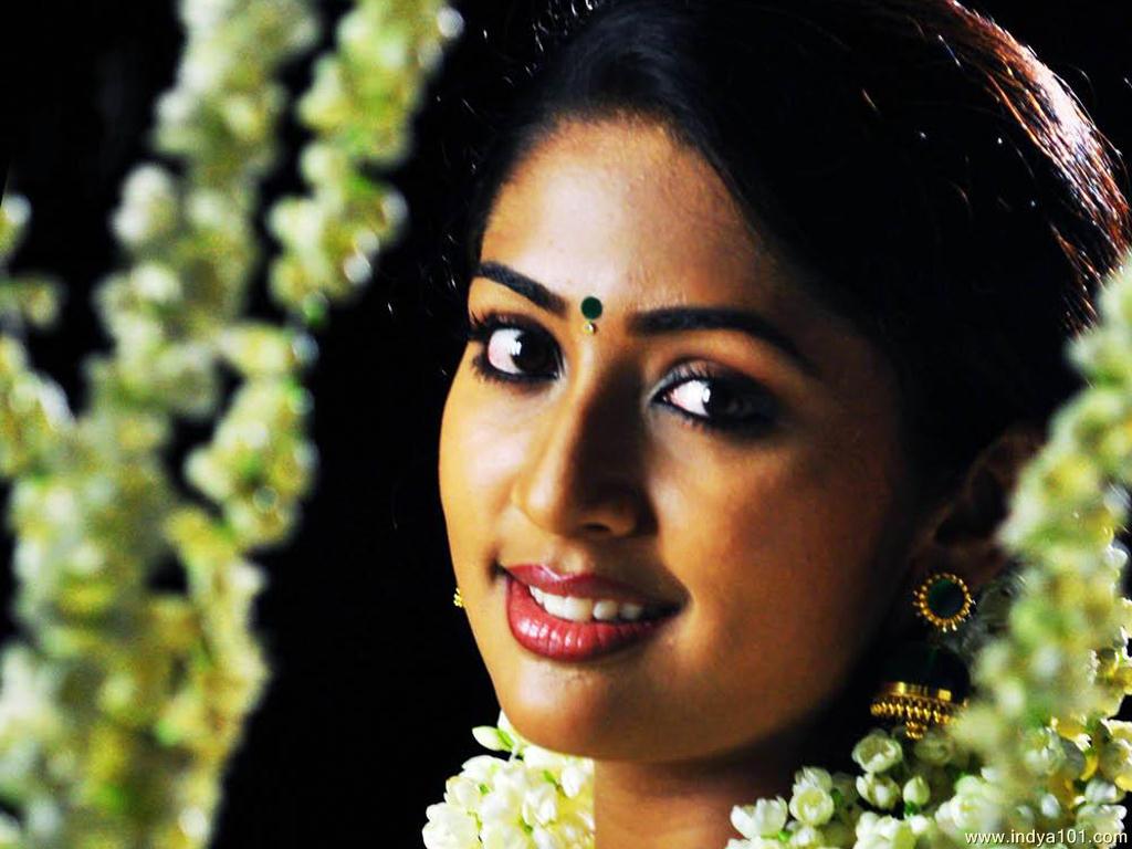 Navya Nair Wallpapers - Top Free Navya Nair Backgrounds - WallpaperAccess