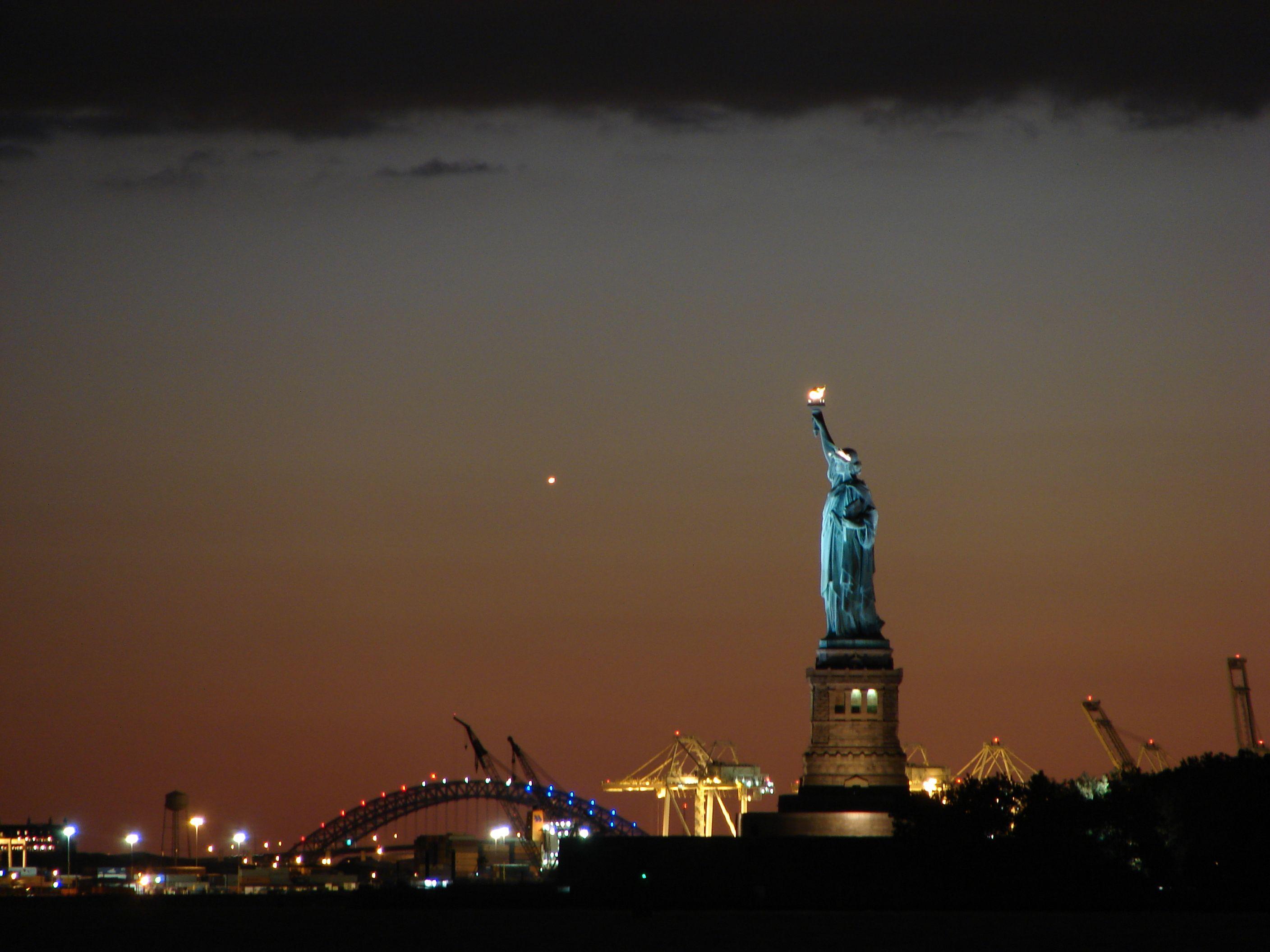 Statue of Liberty at Night Wallpapers - Top Free Statue of Liberty at ...