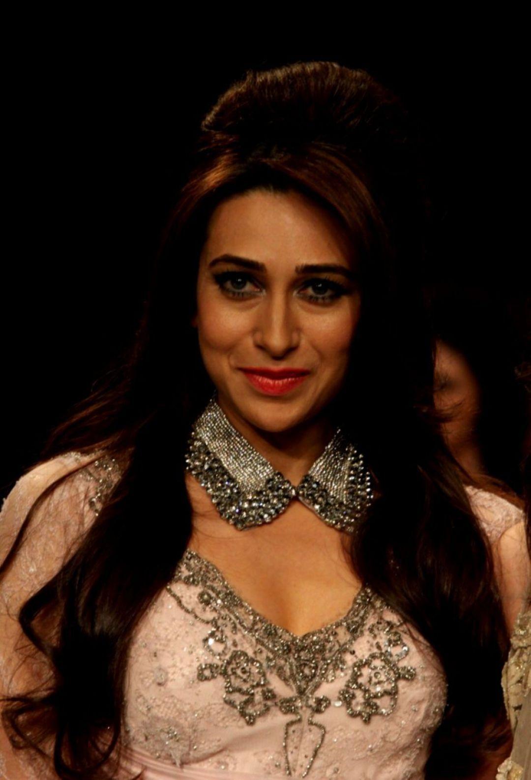 Karishma Kapoor HD Wallpapers - Top Free Karishma Kapoor HD Backgrounds ...