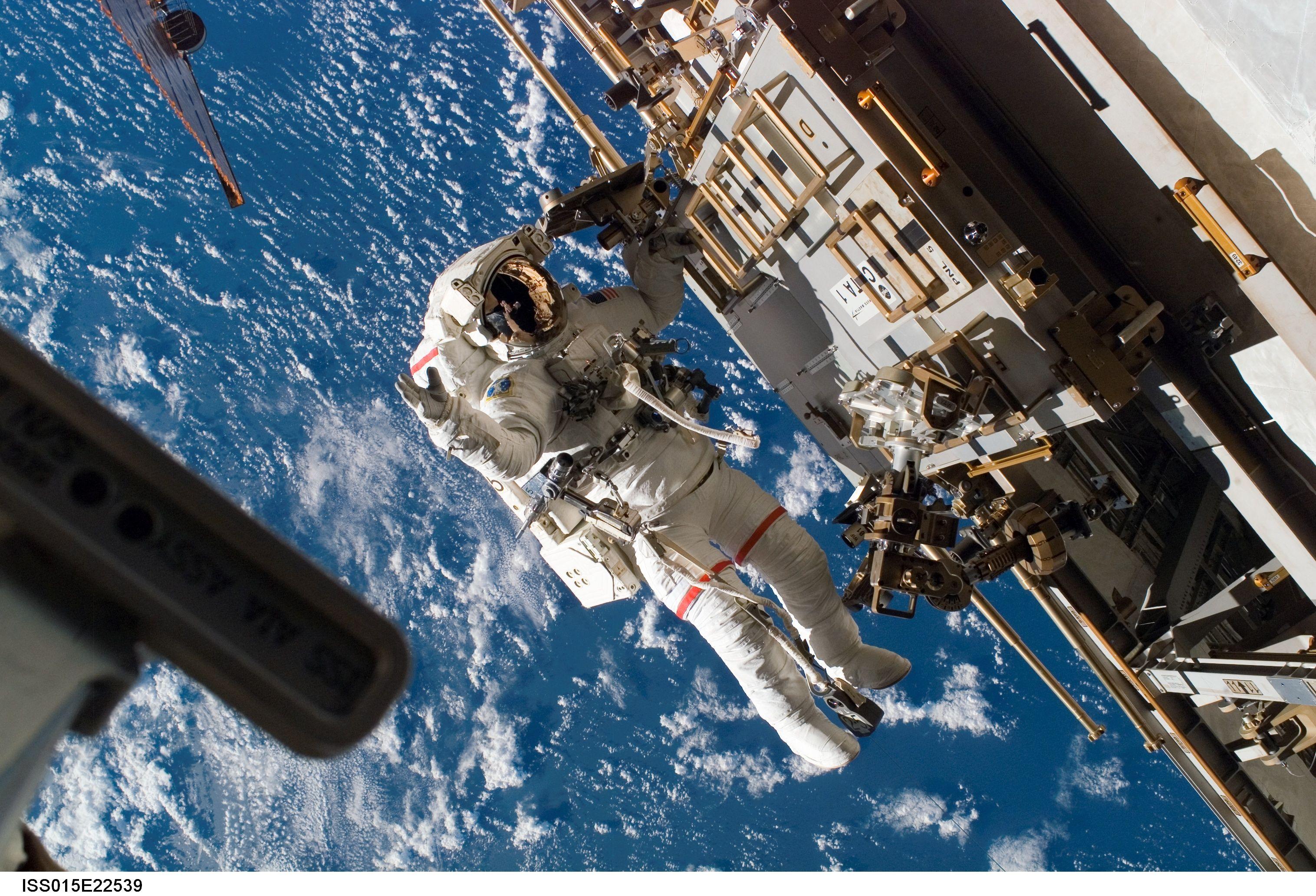 Spacewalk Wallpapers - Top Free Spacewalk Backgrounds - WallpaperAccess