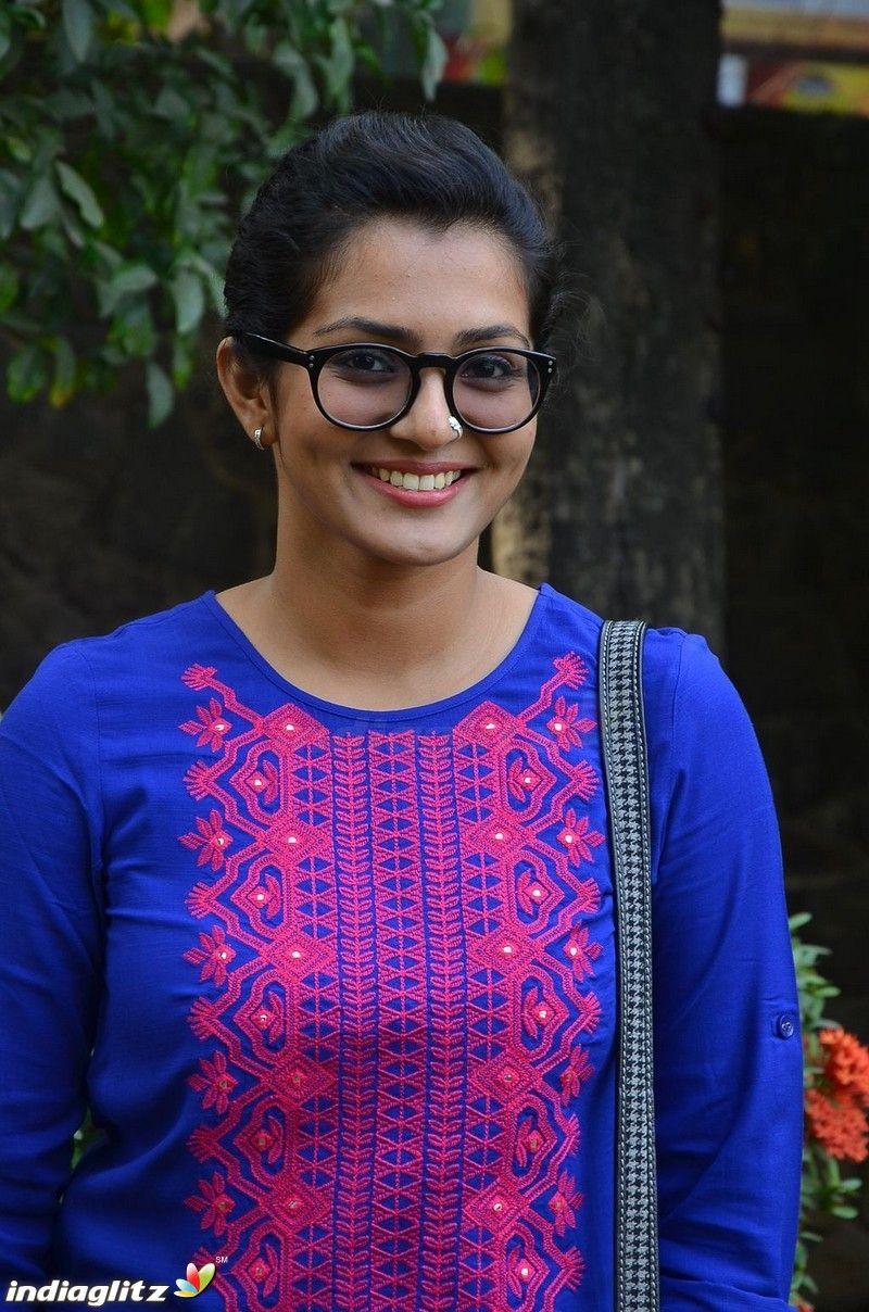 Parvathy Thiruvothu Wallpapers - Top Free Parvathy Thiruvothu ...