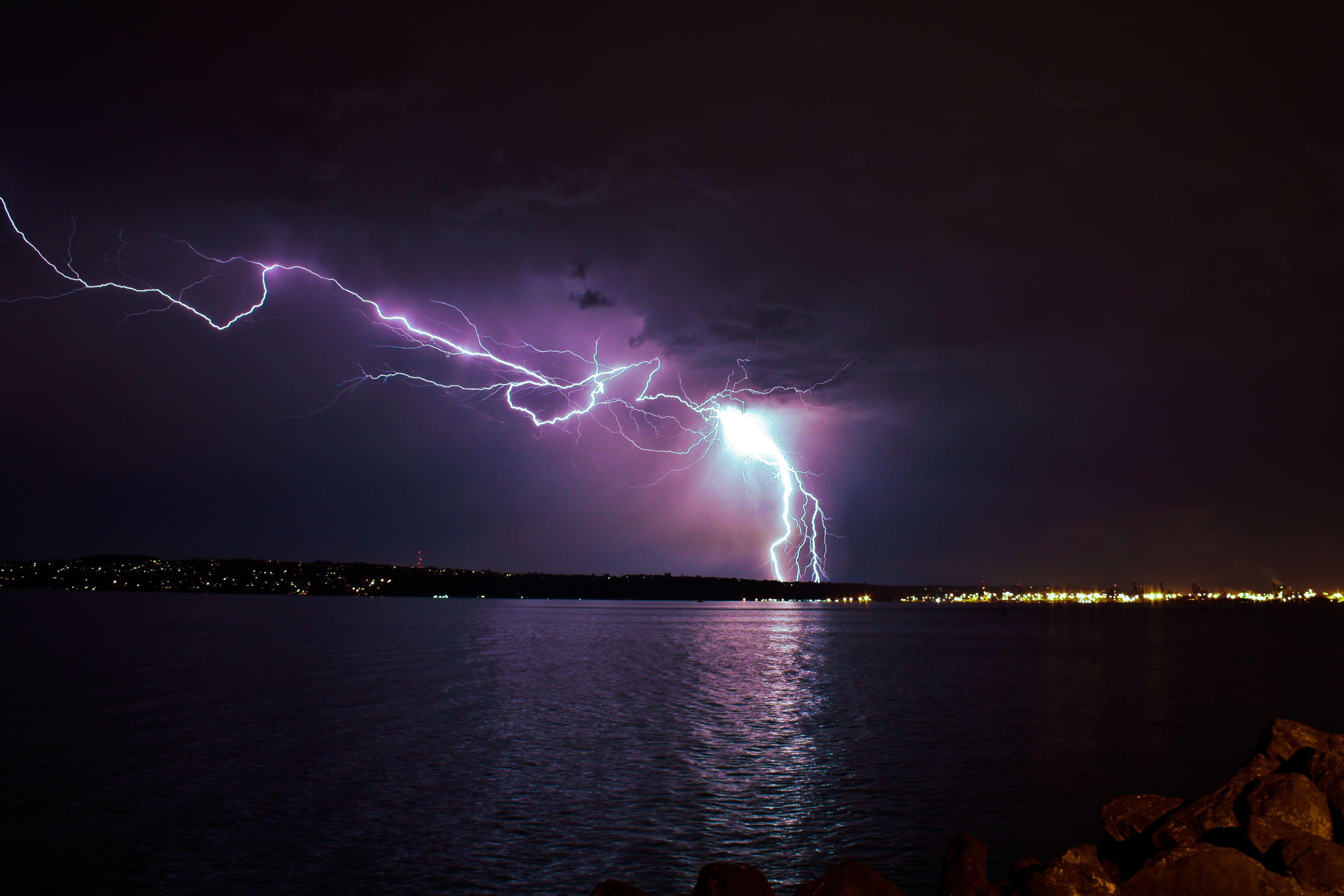 Lightning Strikes Wallpapers - Top Free Lightning Strikes Backgrounds ...