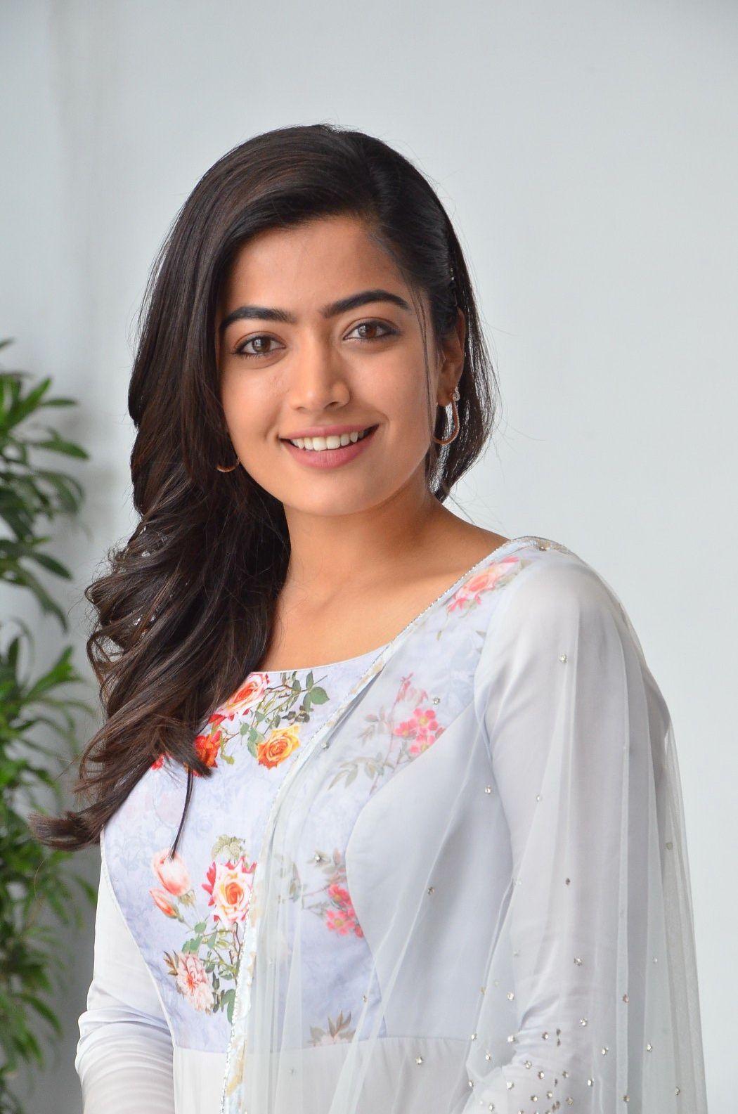 Rashmika Wallpapers - Top Free Rashmika Backgrounds - WallpaperAccess