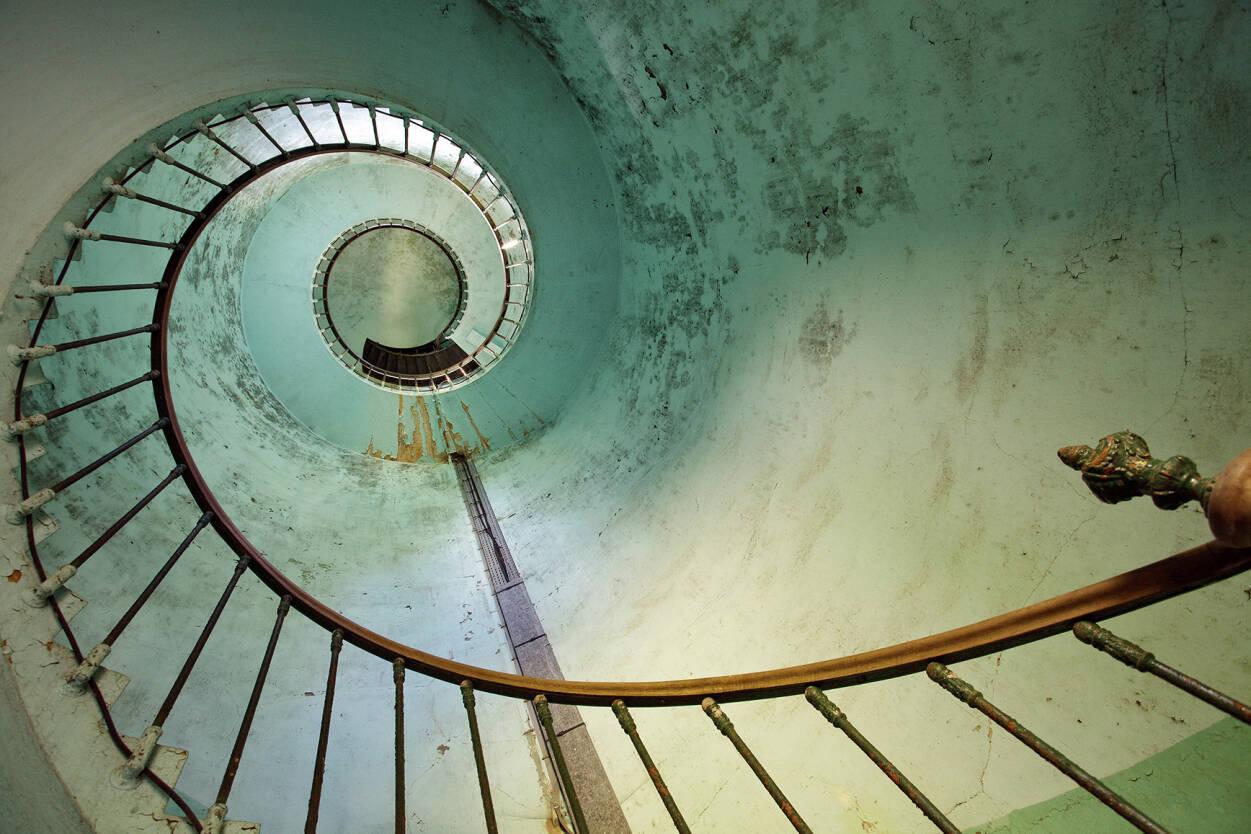 Spiral Stairs Wallpapers - Top Free Spiral Stairs Backgrounds - WallpaperAccess